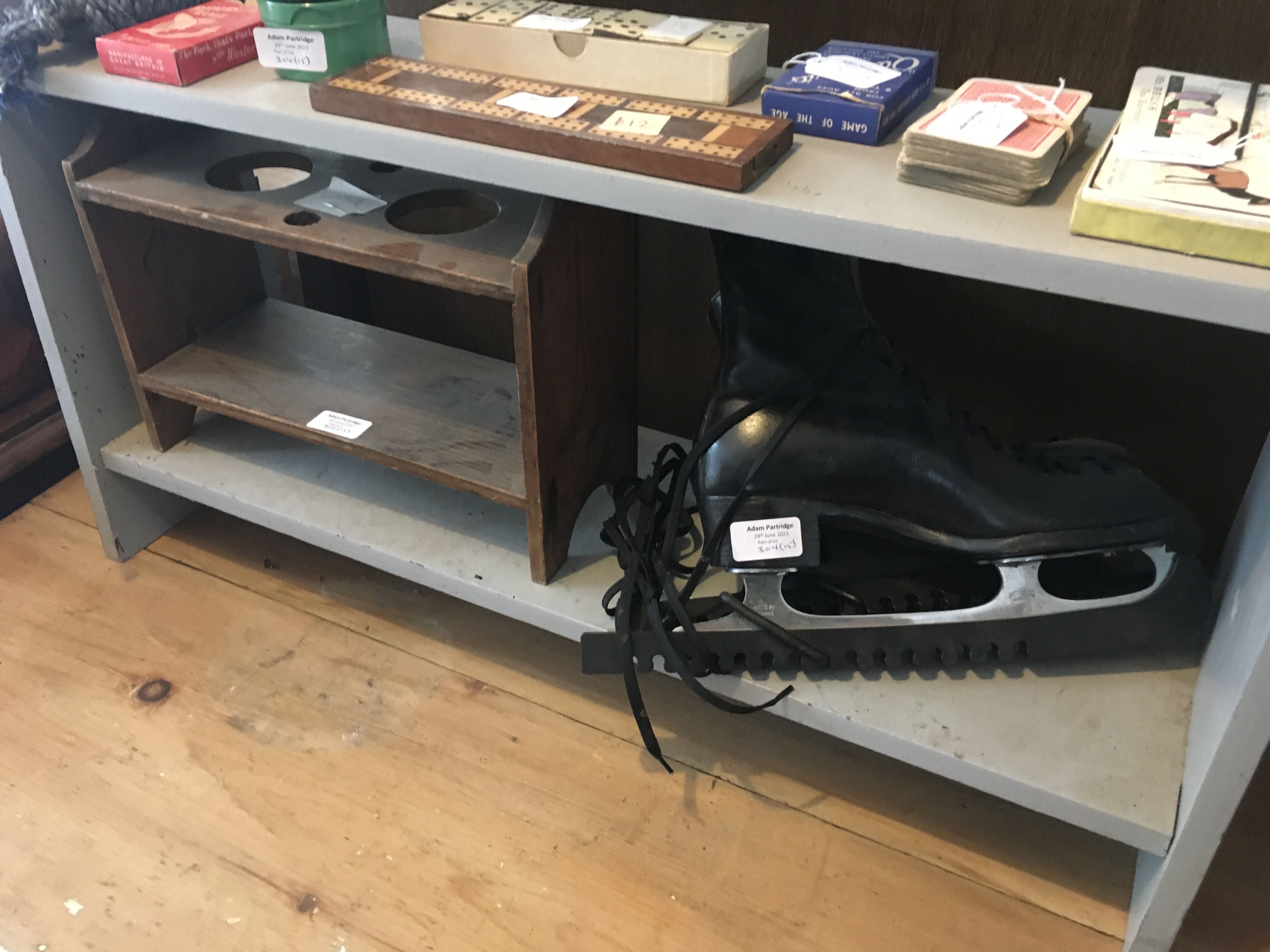 Lot 304 - A group of assorted collectors' items to