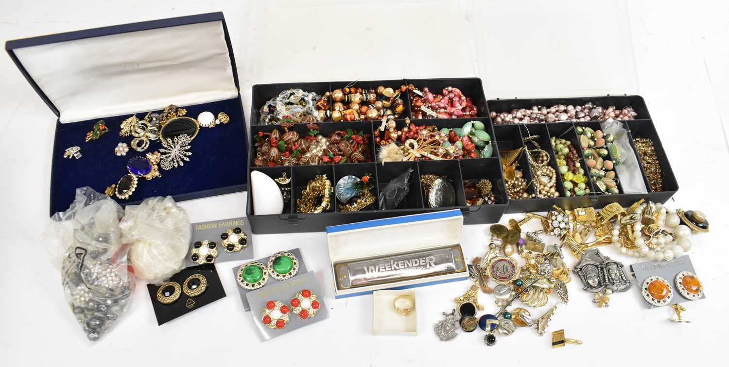 Lot 659 - A quantity of costume jewellery including