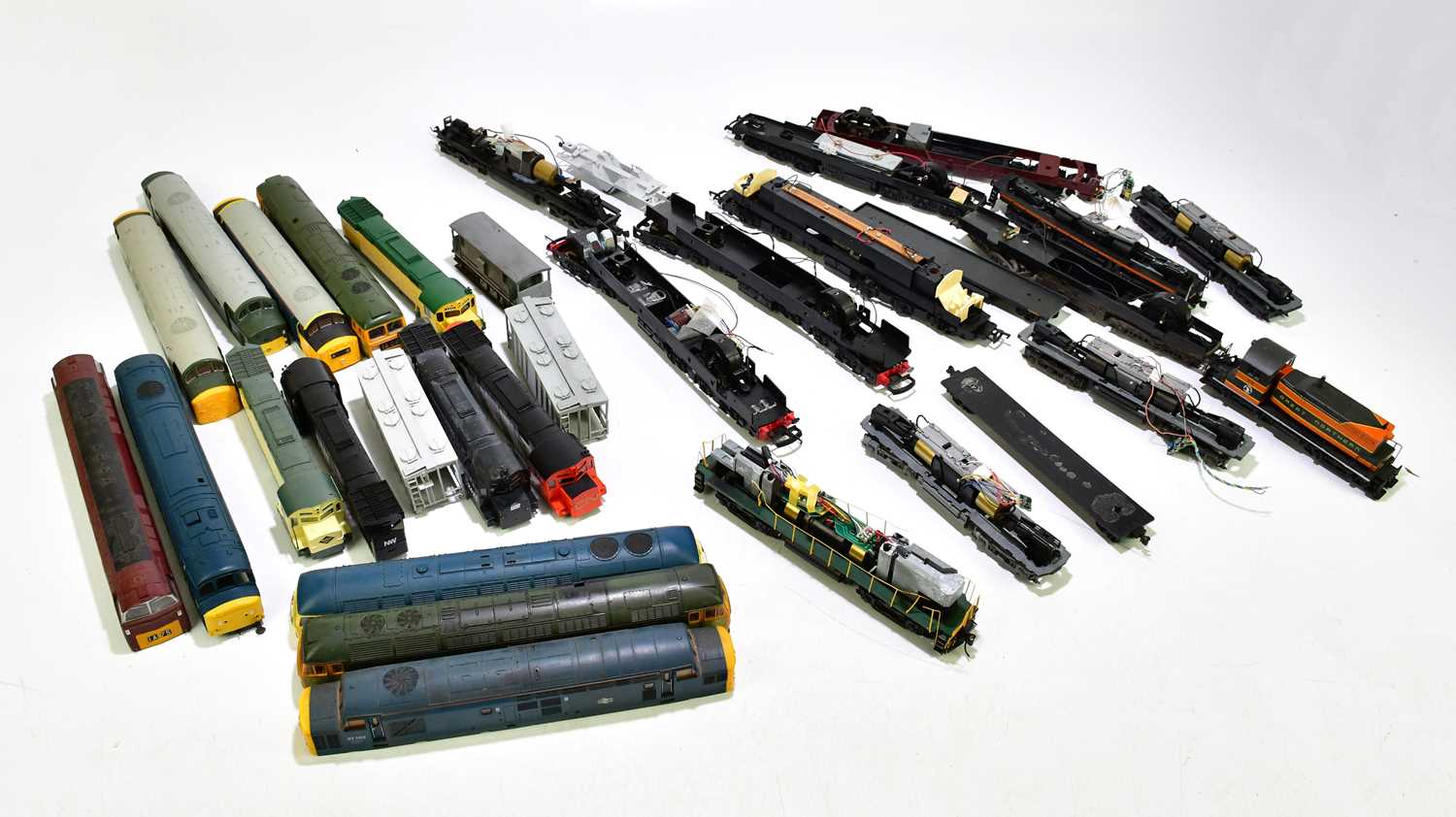 Lot 280 - A quantity of carriage shells and OO gauge