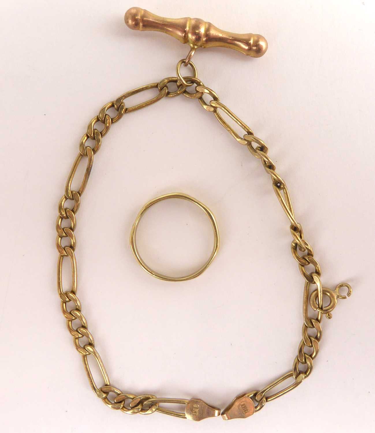 Lot 1212 - A 9ct gold bracelet of figaro design, with