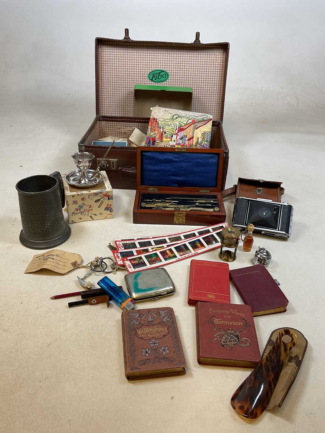 Lot 66 - A group of collectors' items including a