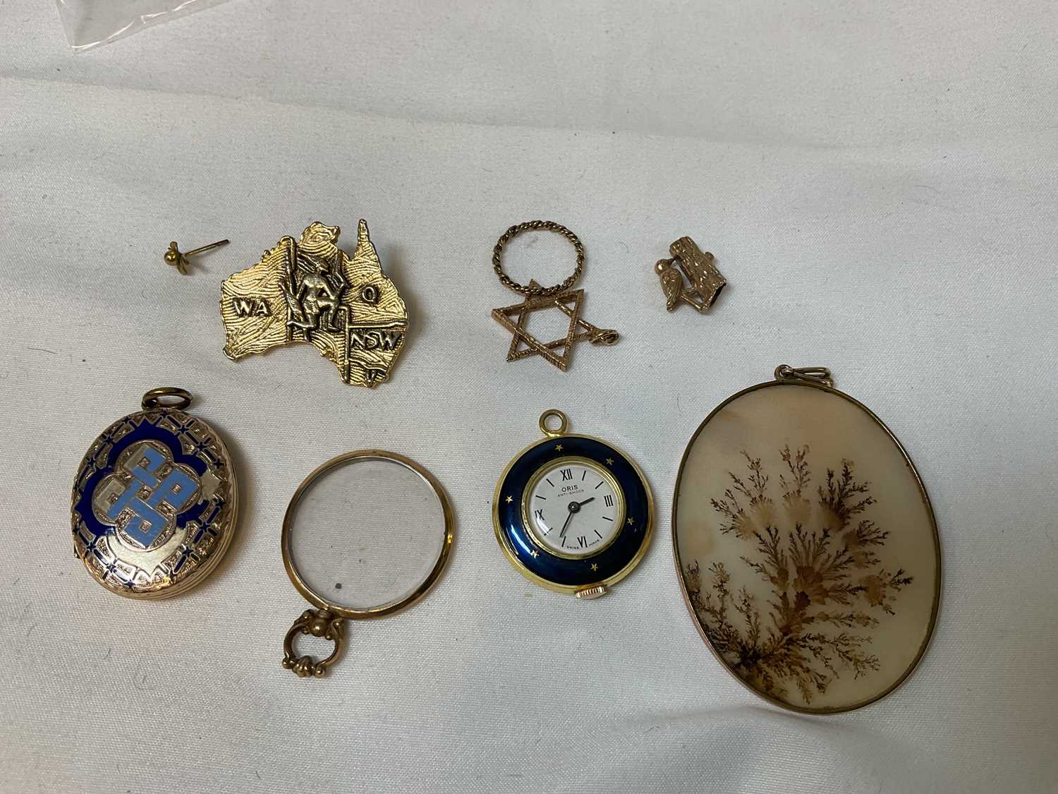 Lot 386 - A small group of jewellery comprising a 9ct