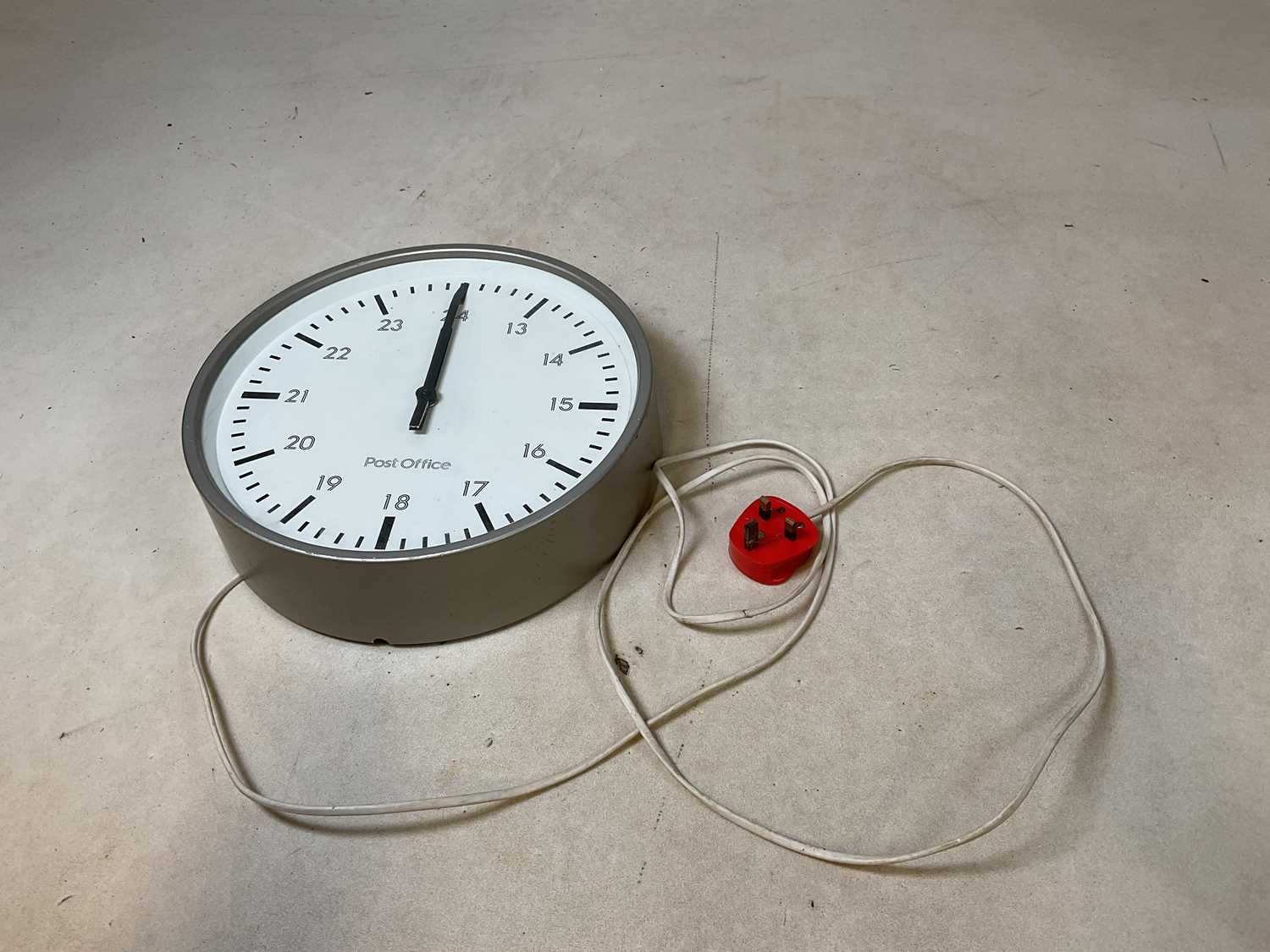 Lot 40 - An electric circular Post Office clock,
