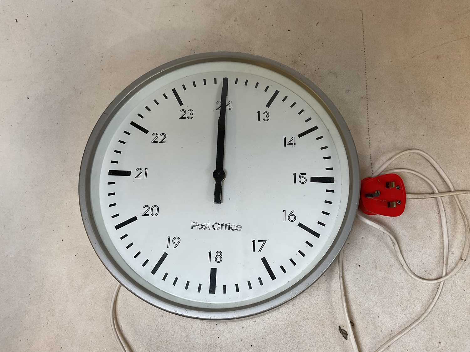 Lot 40 - An electric circular Post Office clock,