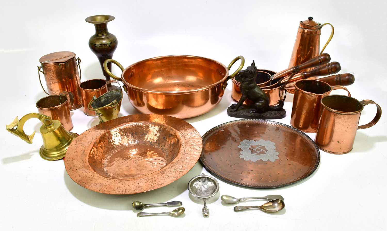 Lot 2136 - A quantity of copper and brassware to