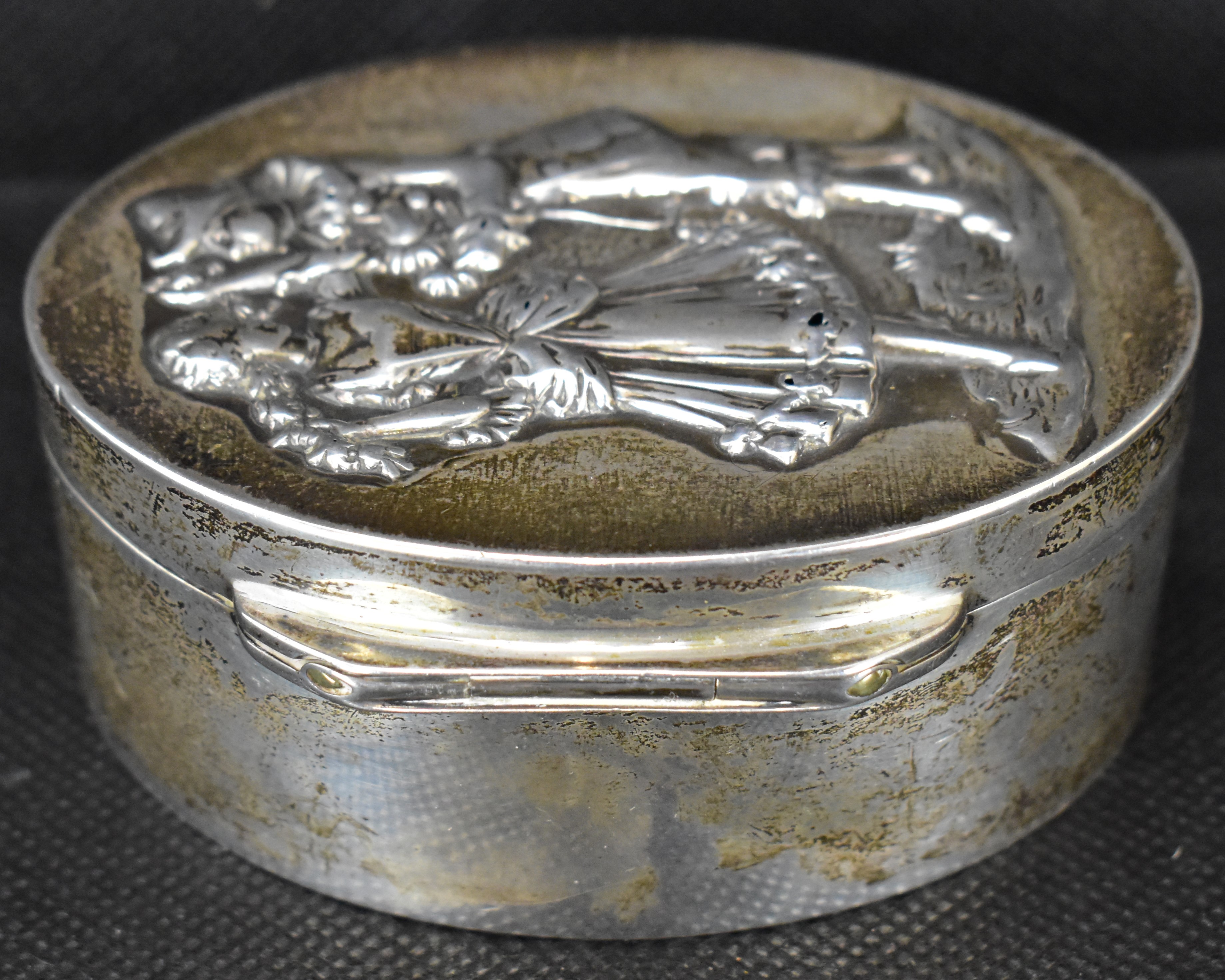 Lot 606 - An Edwardian hallmarked silver oval trinket