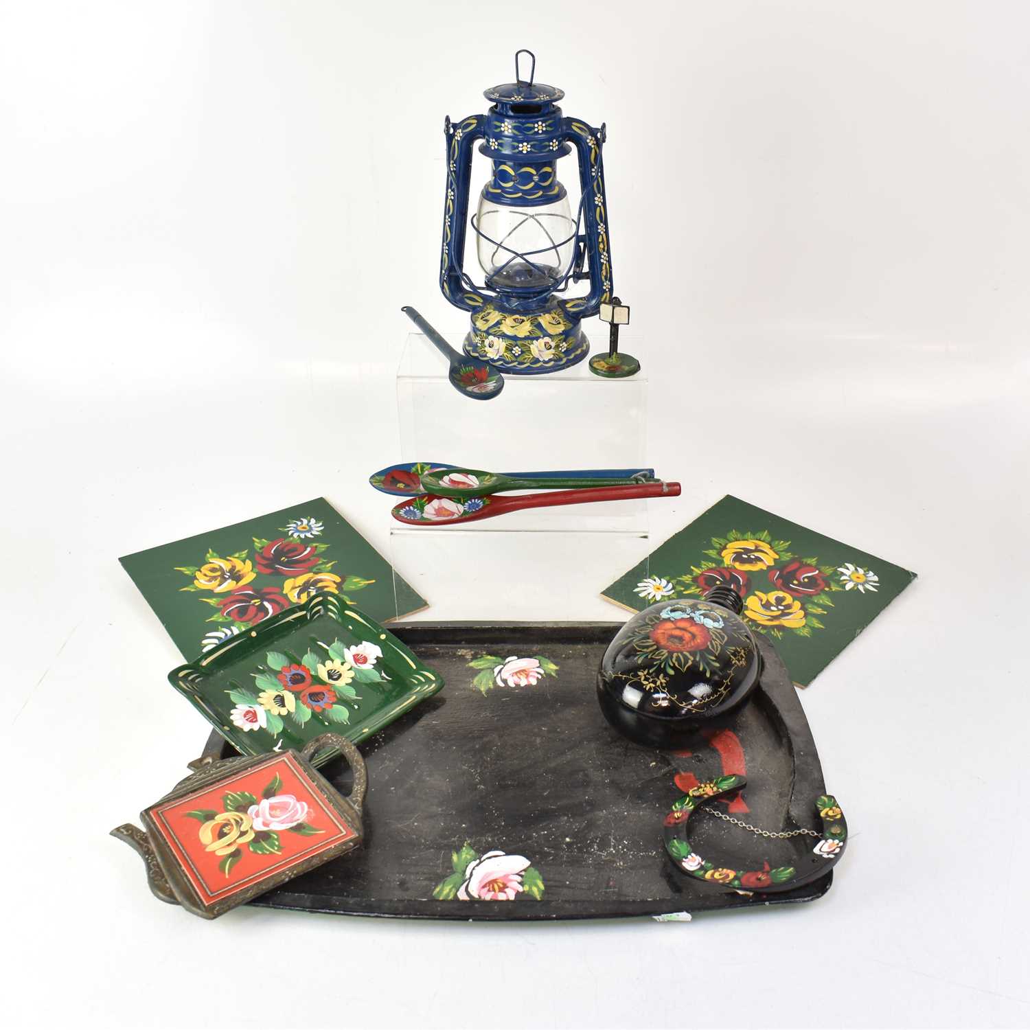 Lot 148 - A collection of barge ware items including