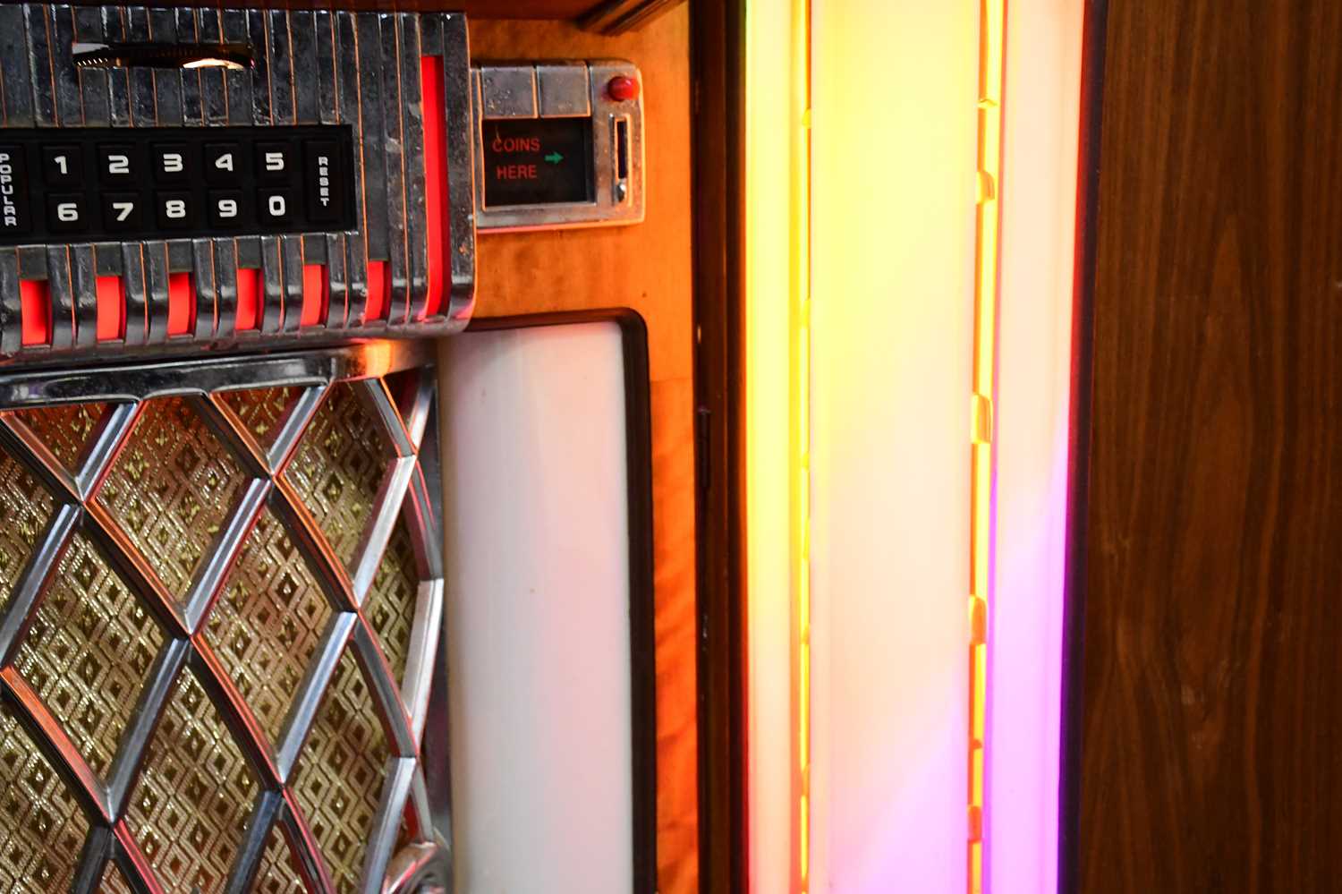 Lot 690 - A 1950s-style CD phonograph jukebox by