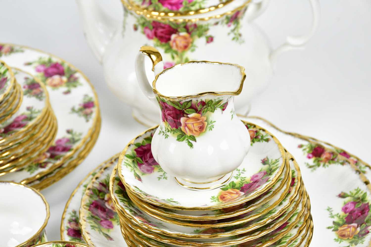 Lot 1464 - ROYAL ALBERT; an 'Old Country Roses'