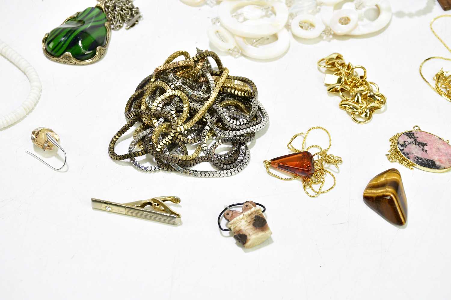 Lot 400 - A selection of assorted costume jewellery to