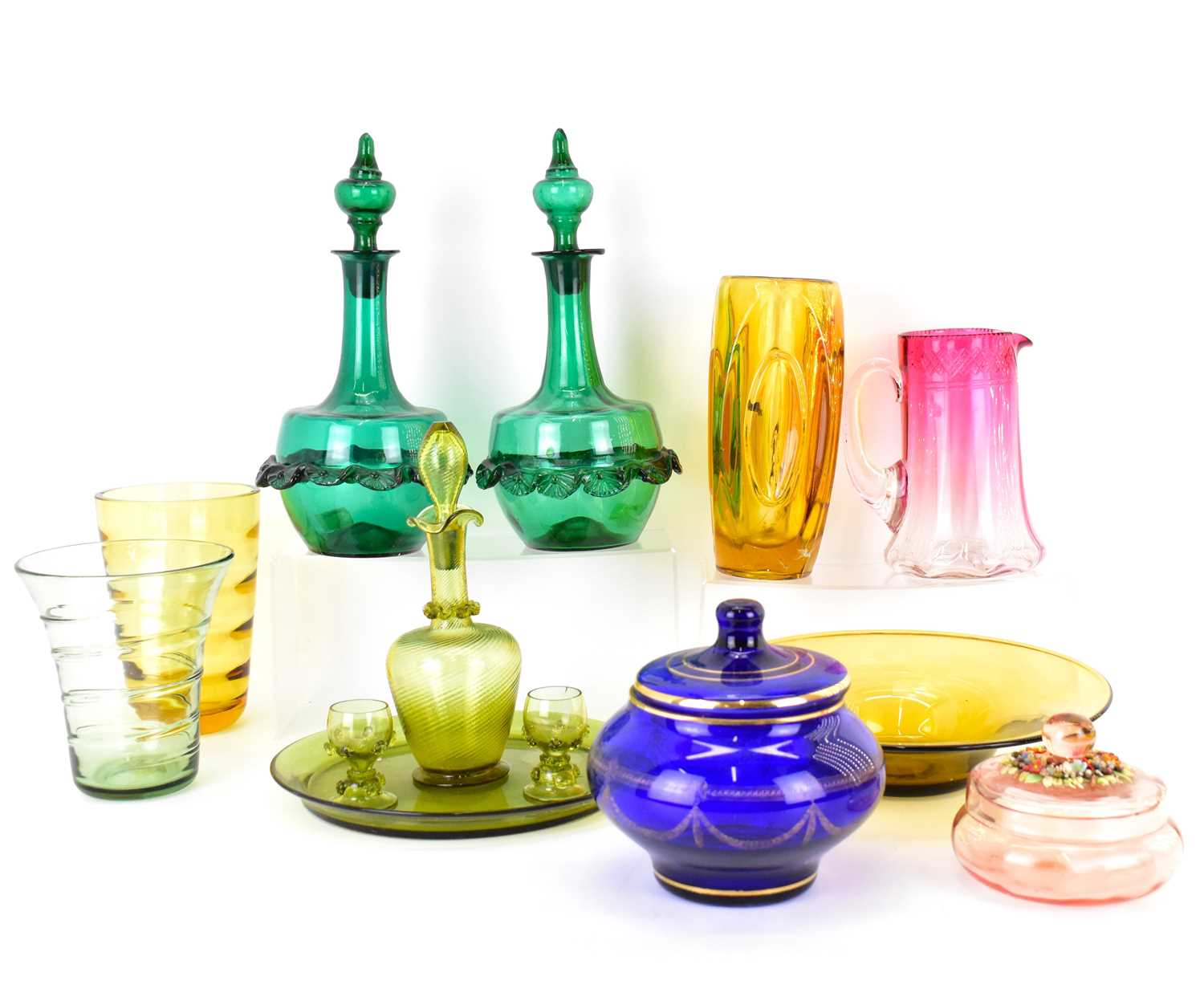 Lot 462 - Various items of coloured glassware to