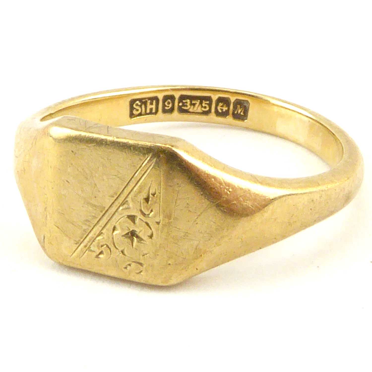 Lot 1000 - A 9ct gold gentlemen's vintage signet ring