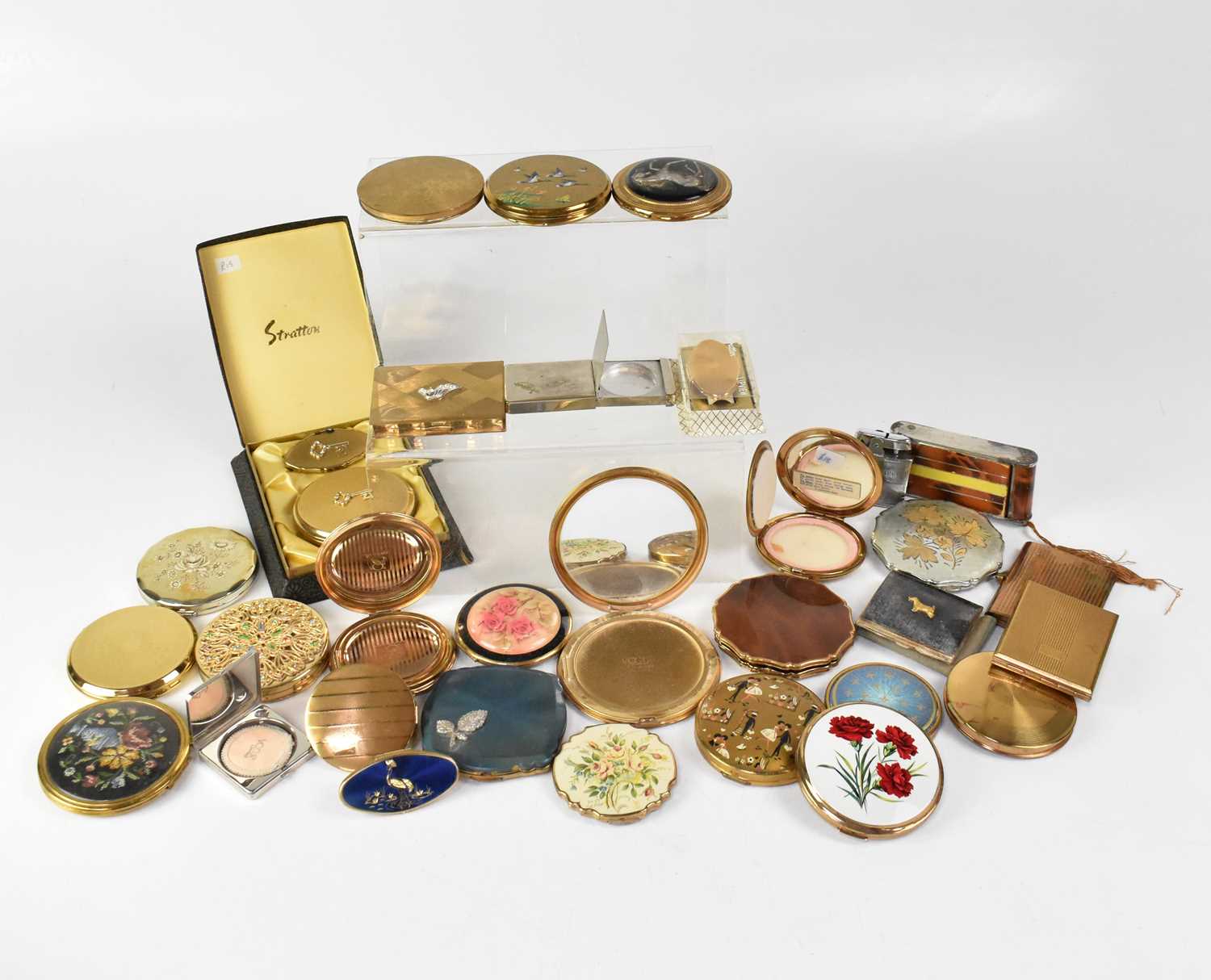 Lot 226 - A collection of vintage compacts to include