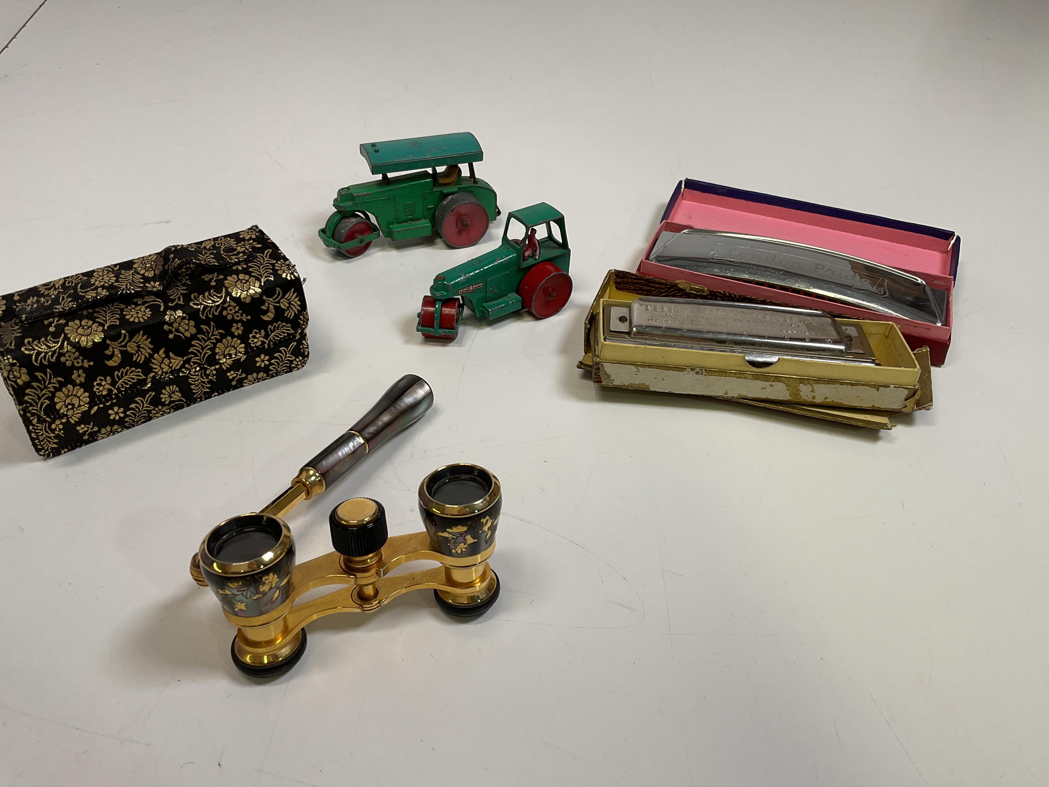 Lot 51 - A small group of collectors' items including