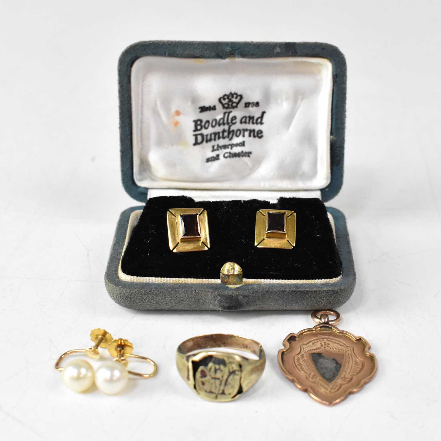 Lot 1104 - A small mixed lot of 9ct gold jewellery