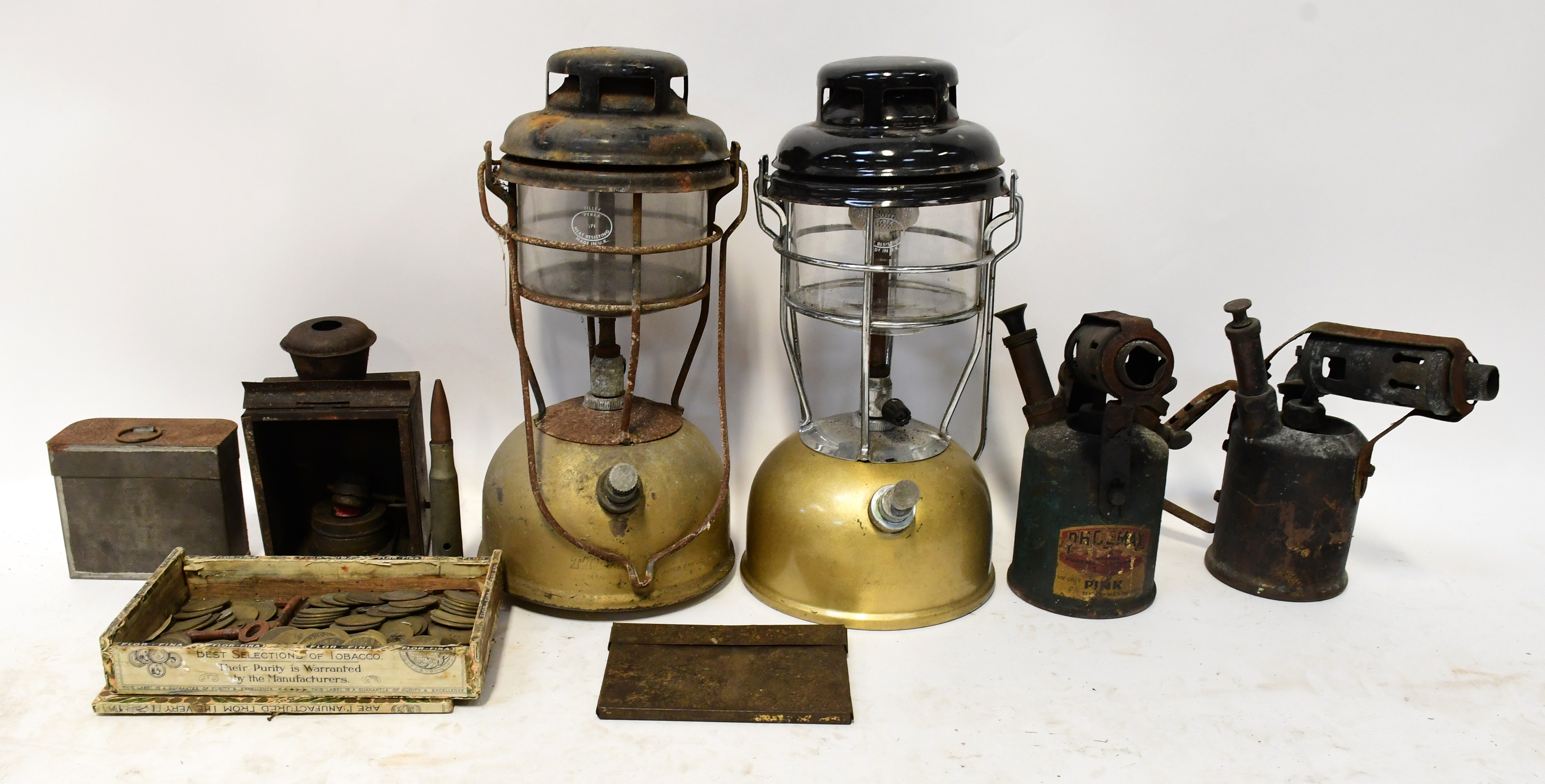 Lot 188 - A good quantity of vintage collectors' items,