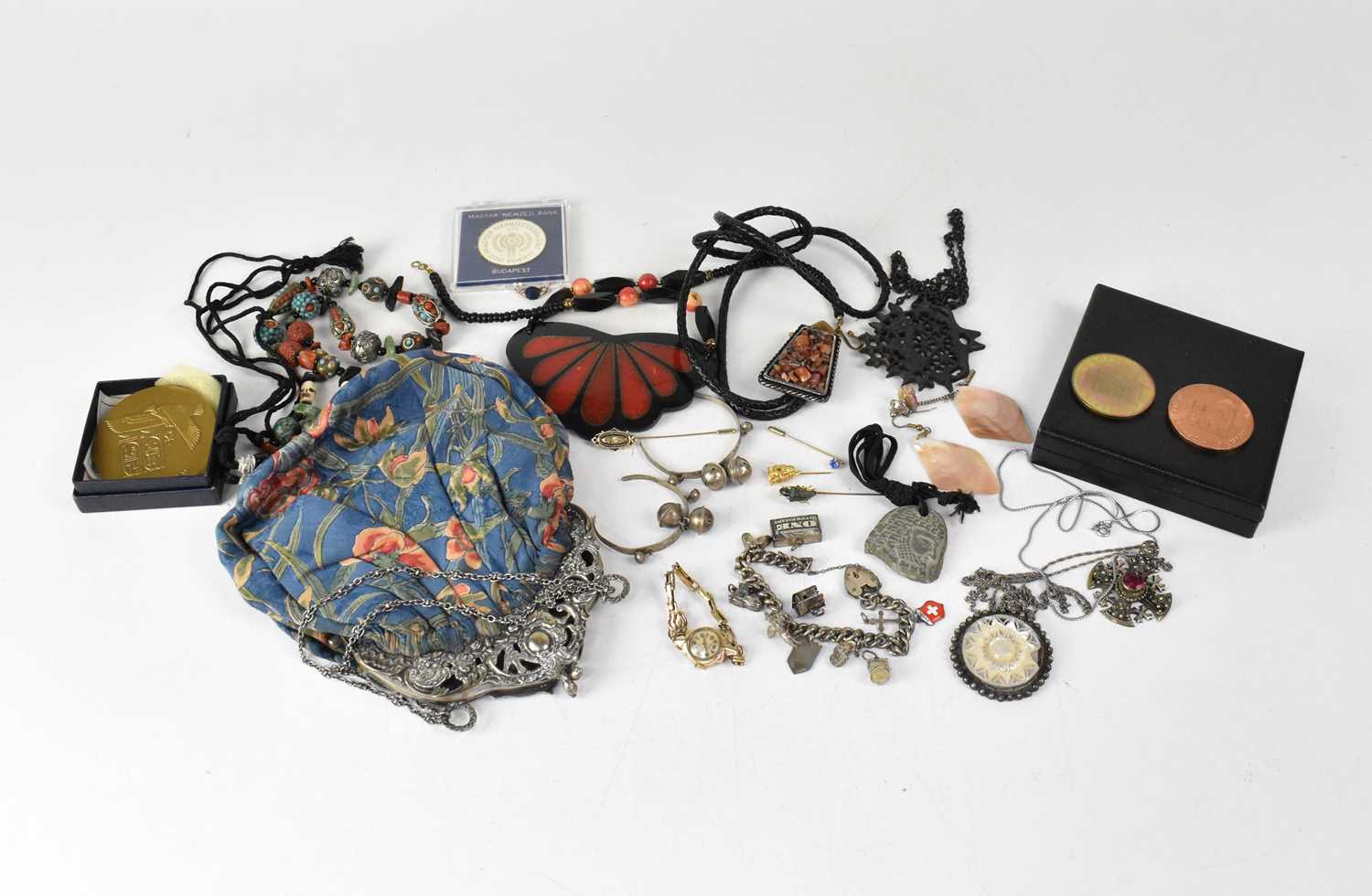 Lot 1129 - A small quantity of costume jewellery, to