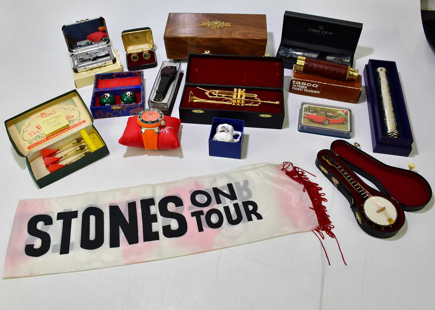 Lot 28 - An assortment of collectors’ items and