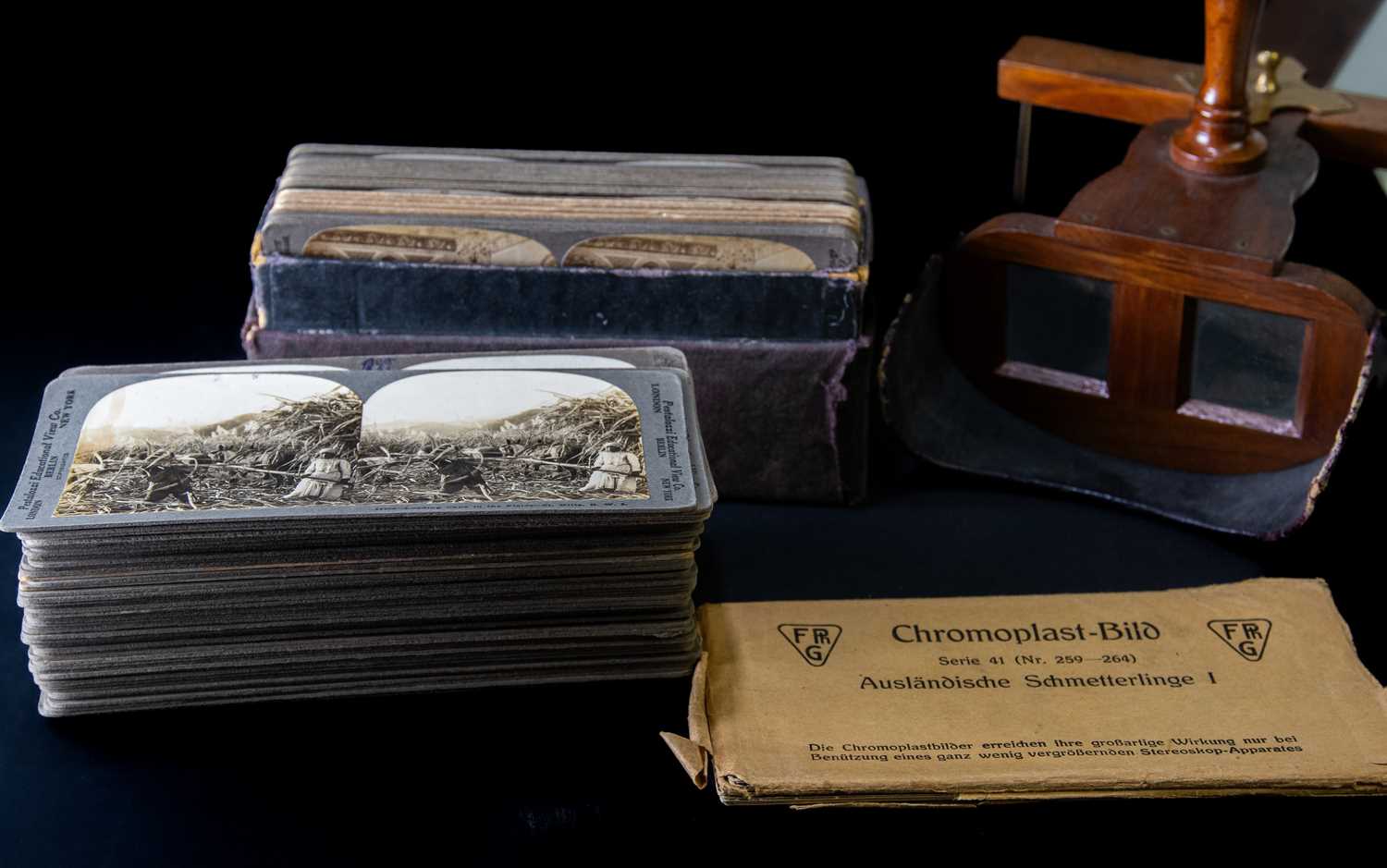 Lot 50 - An early 20th century stereoscopic viewer,