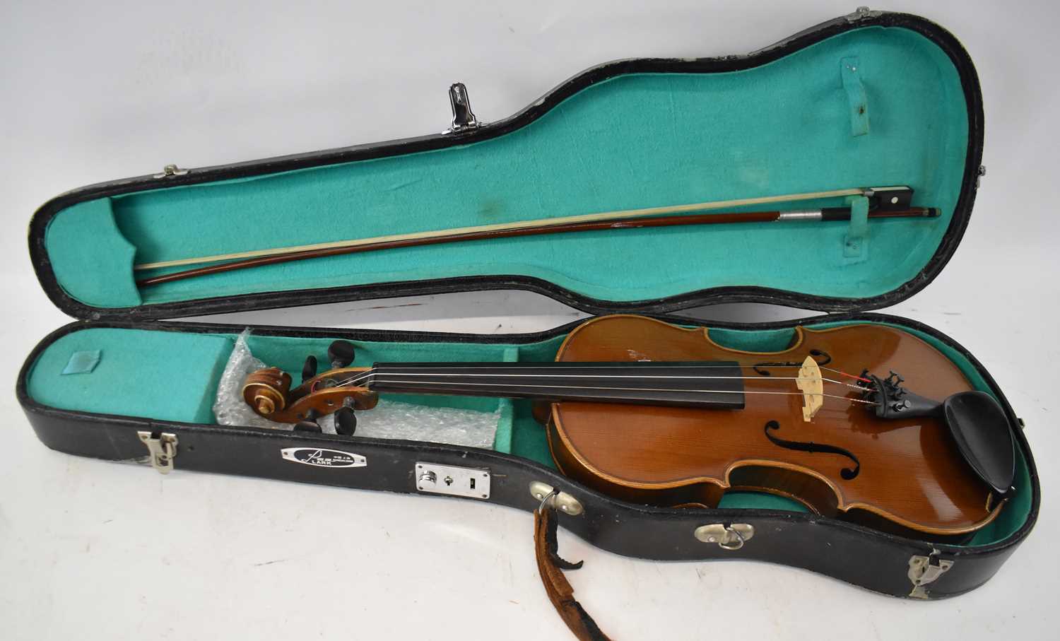 Lot 352 - A modern full size student violin, cased