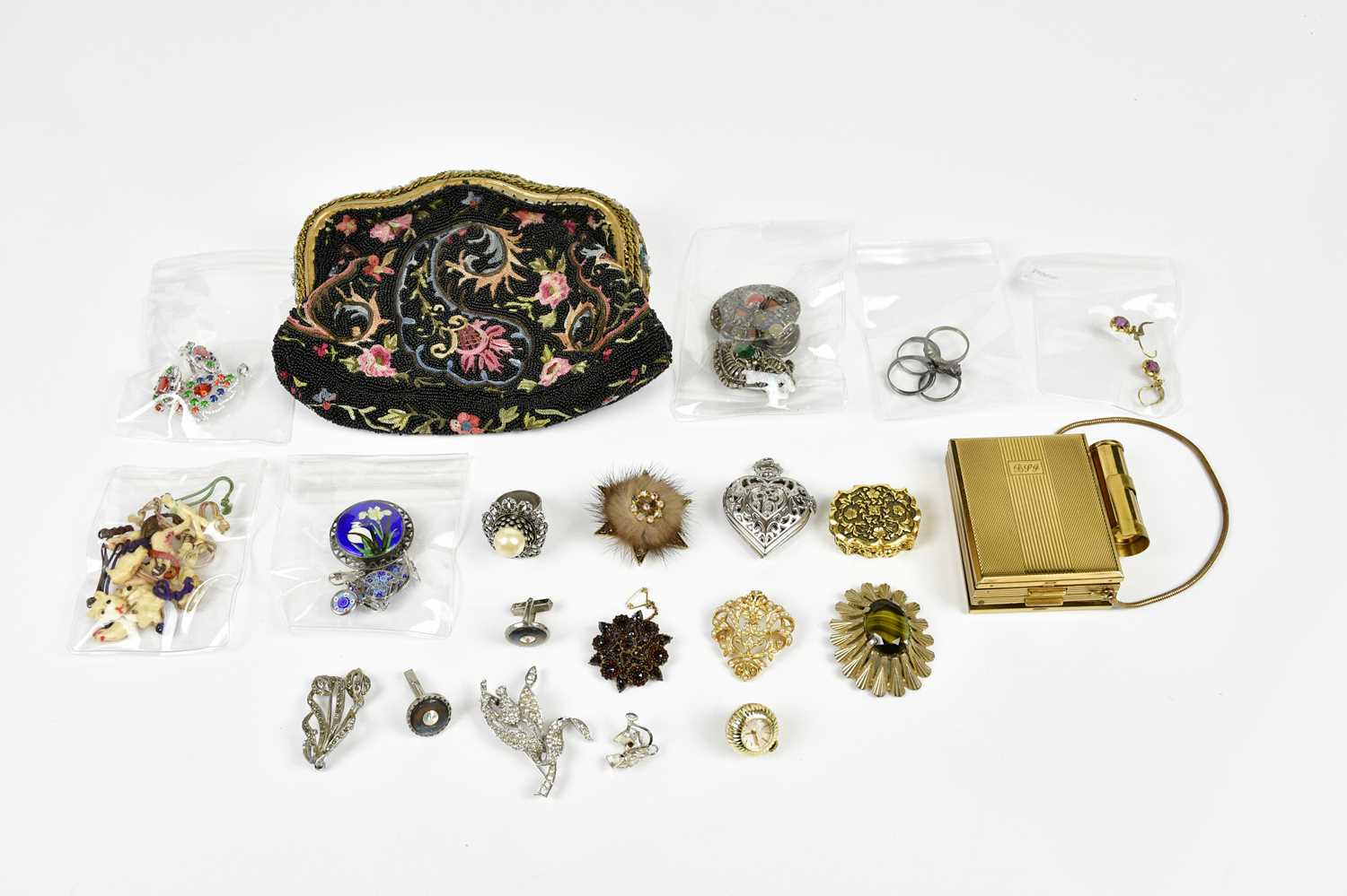 Lot 2164 - A quantity of assorted vintage costume