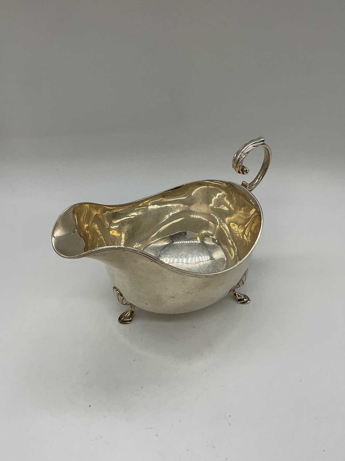 Lot 1087 - GEORGE EDWARD & SONS; a George V hallmarked