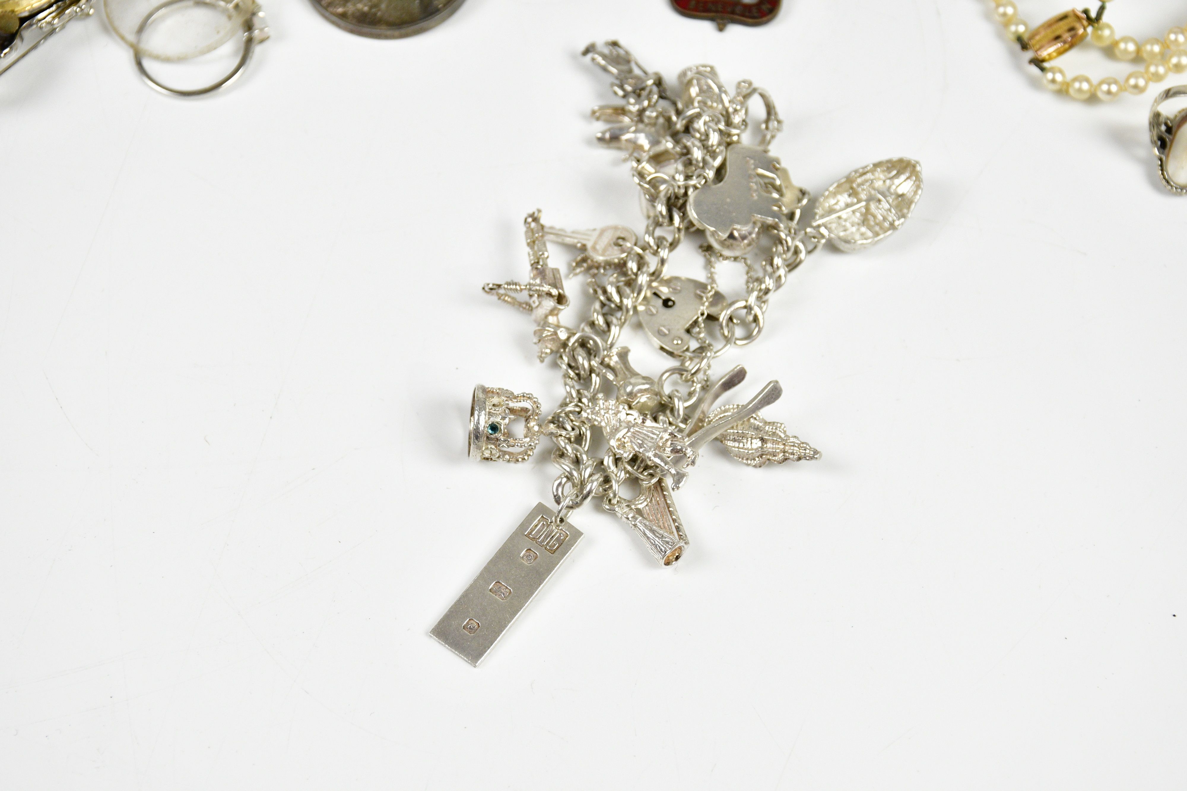 Lot 2157 - A quantity of costume jewellery to include