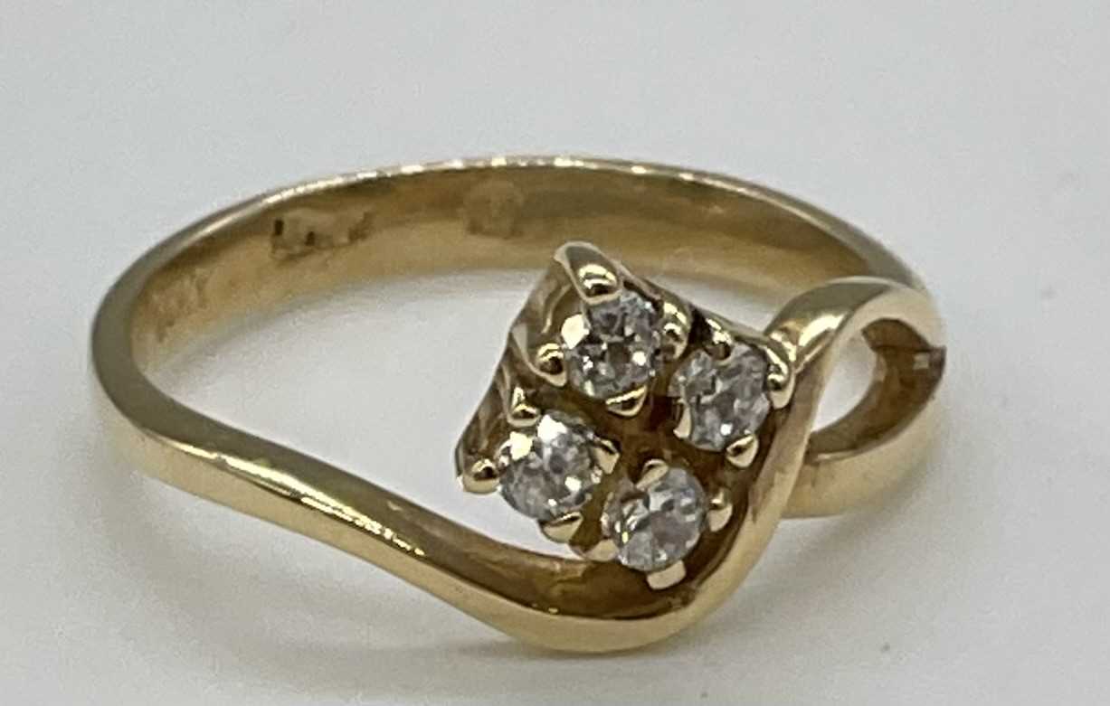 Lot 1272 - A yellow metal quatrefoil set ring stamped