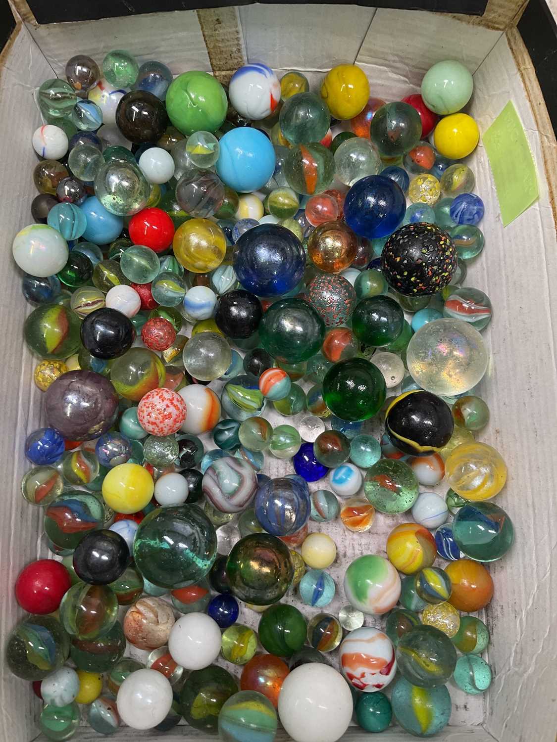 Lot 209 - A large collection of marbles including End