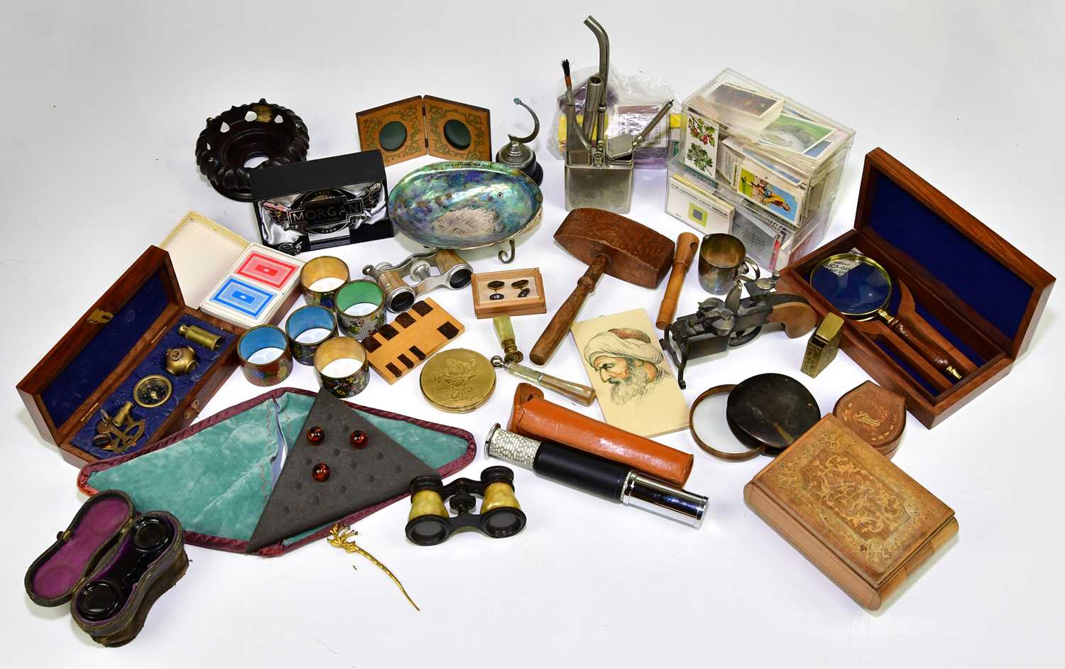 Lot 1066 - A small quantity of collectors' items to