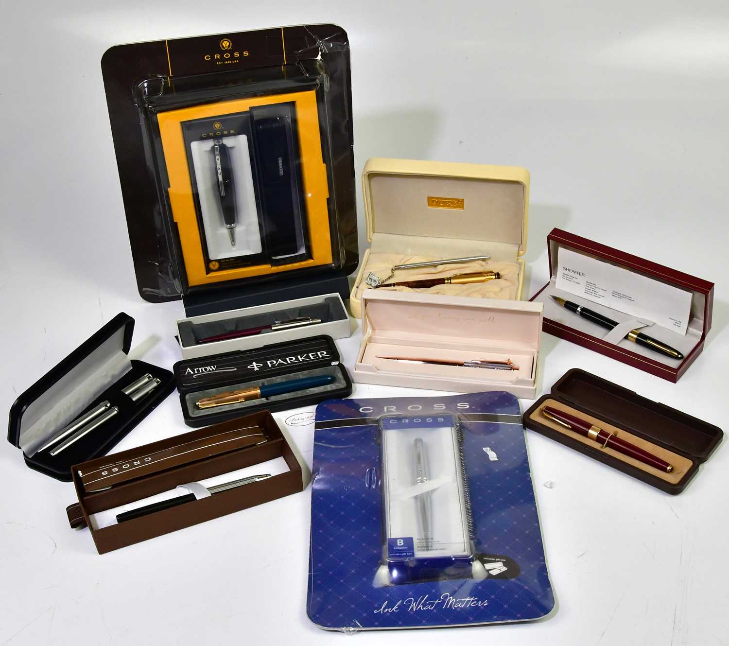 Lot 1077 - A small collection pens, to include Parker,