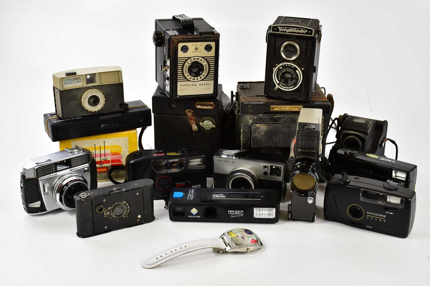 Lot 2241 - A small quantity of assorted cameras and