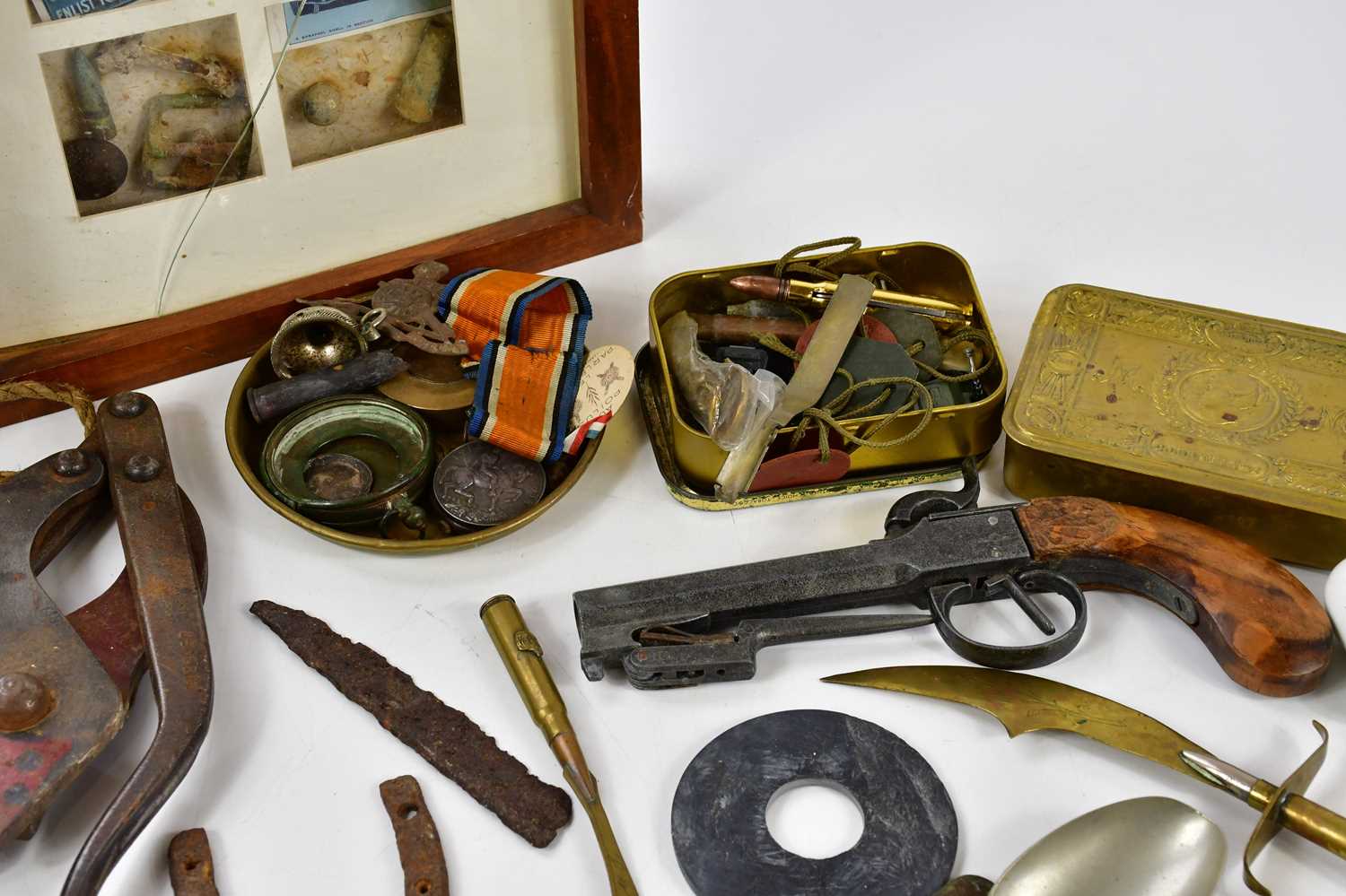 Lot 652 - An interesting collection of militaria