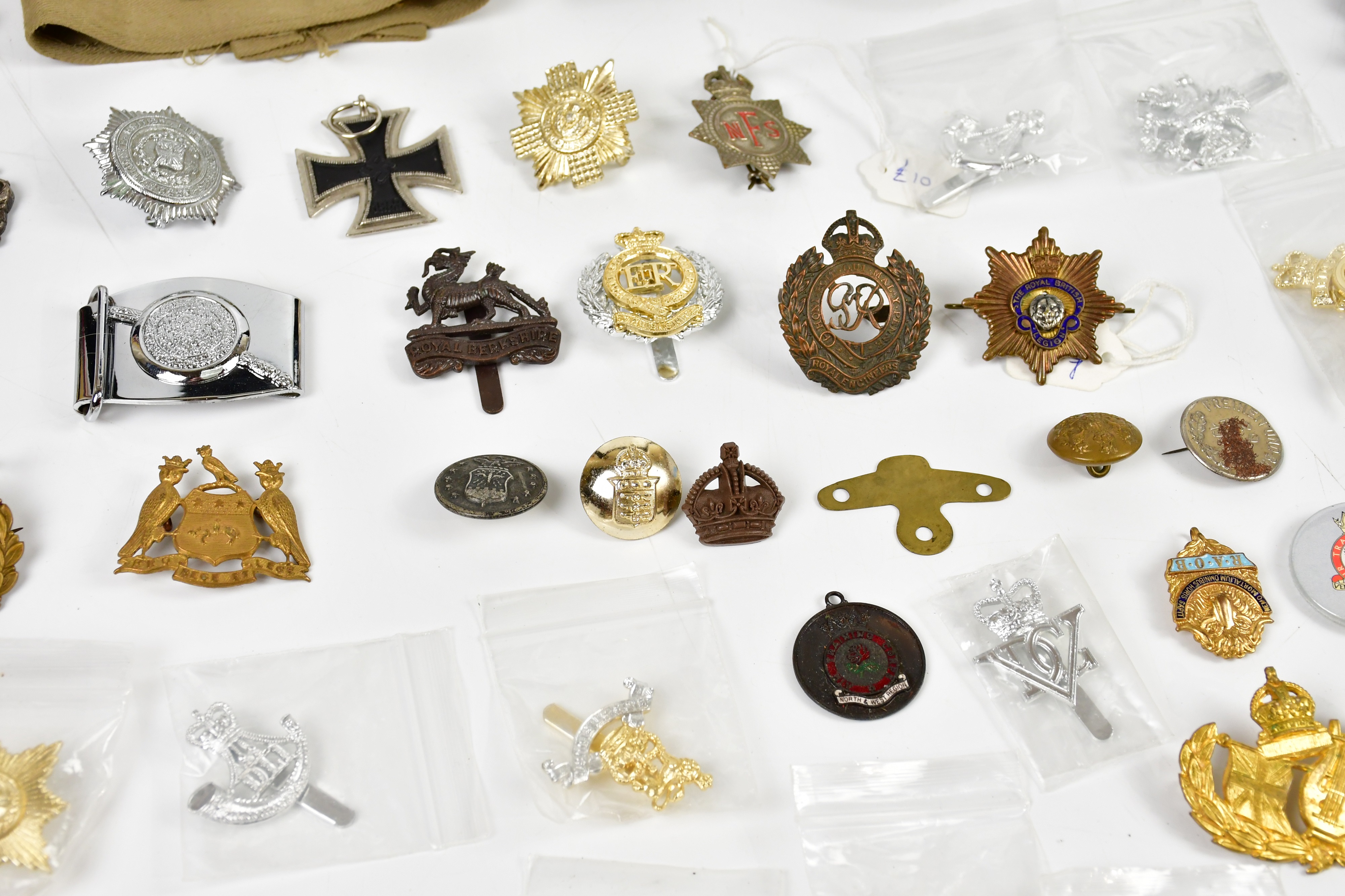Lot 425 - A WWII crown wind military pocket watch, the