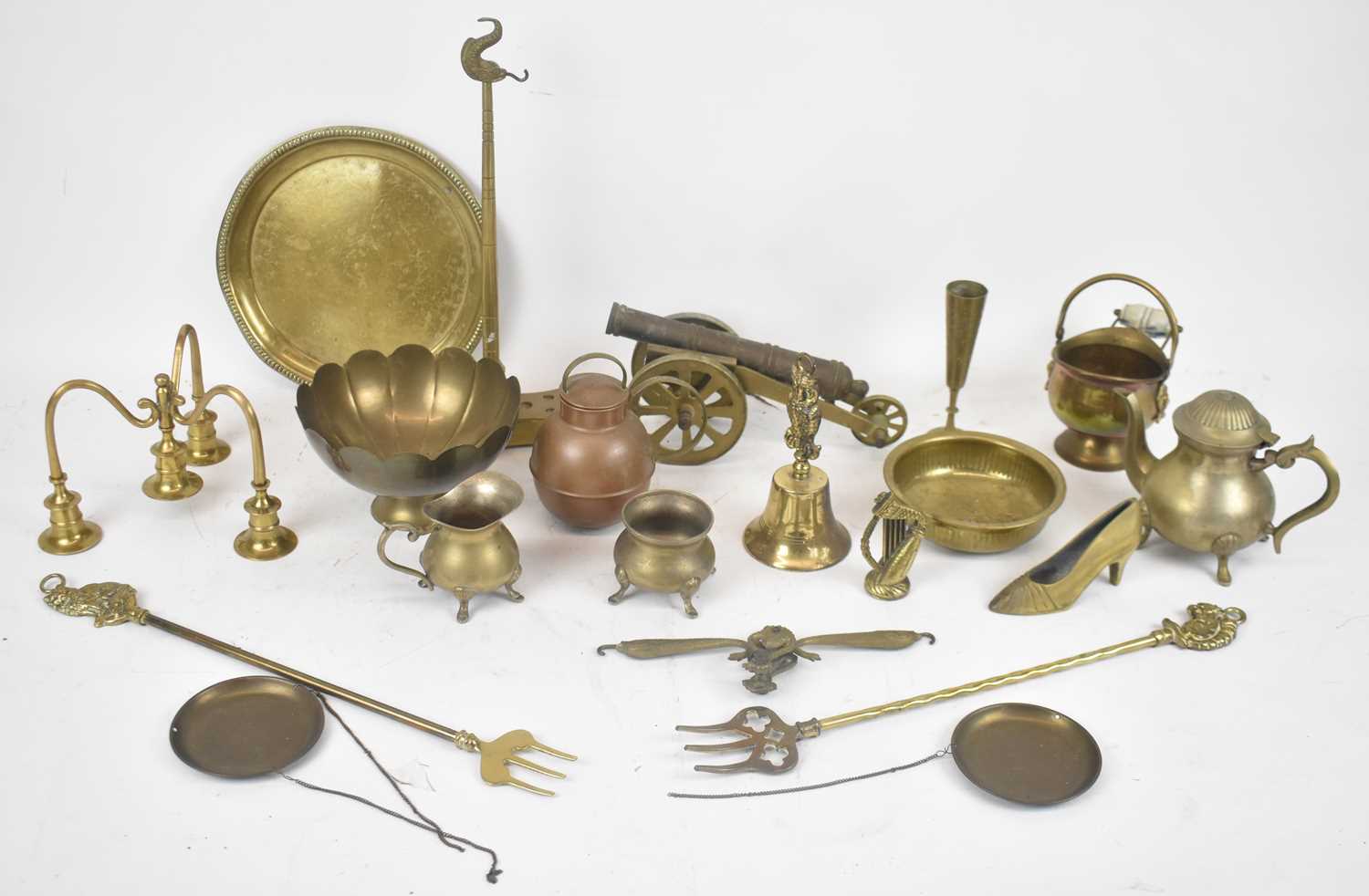 Lot 472 - A quantity of copper and brassware, to