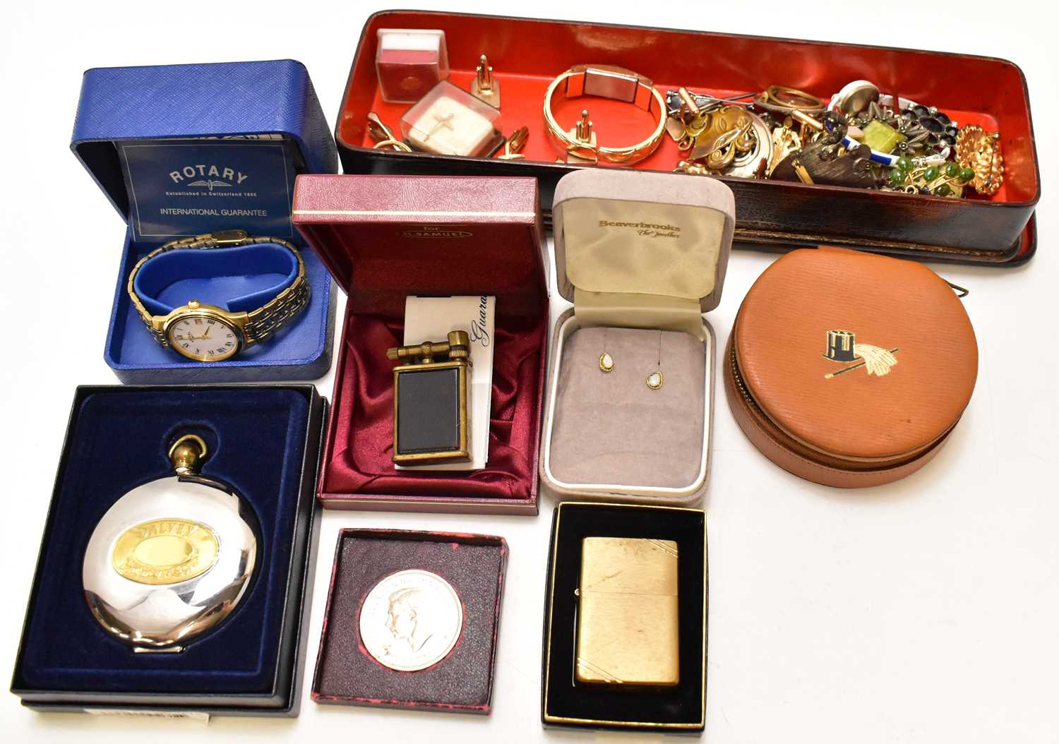 Lot 895 - Various items of costume jewellery and