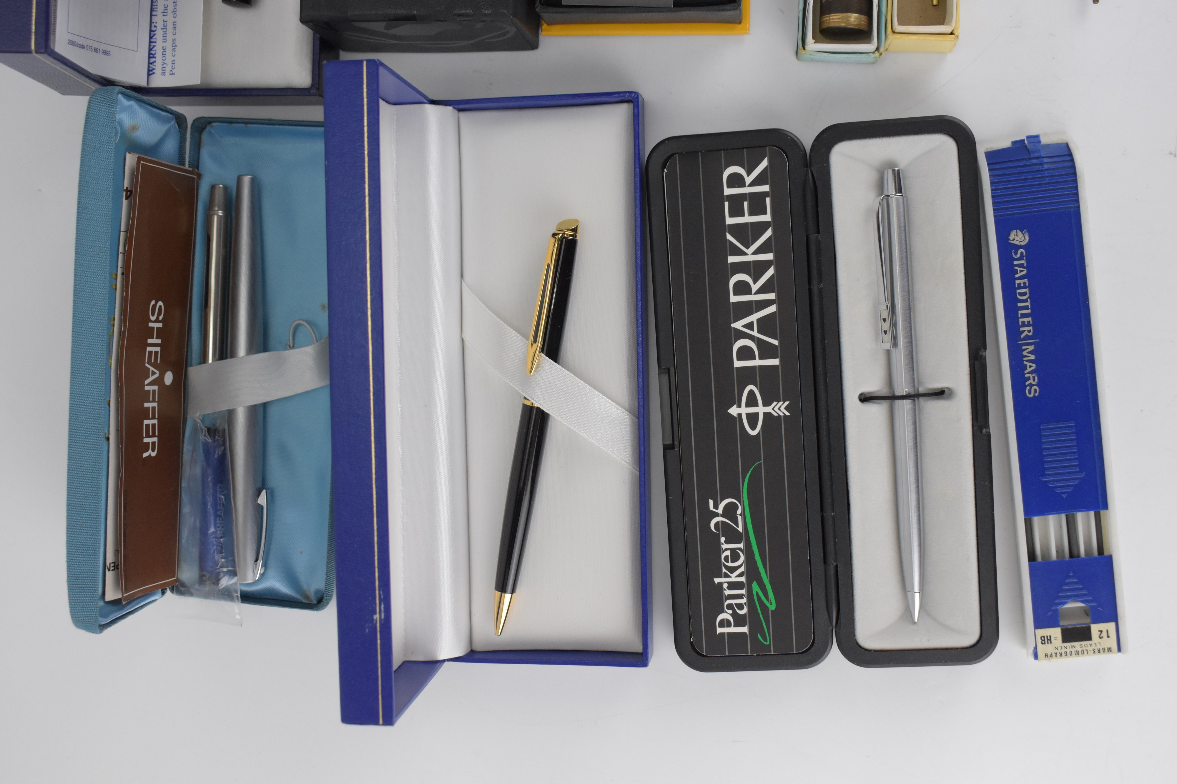 Lot 114 - A quantity of various vintage fountain pens,