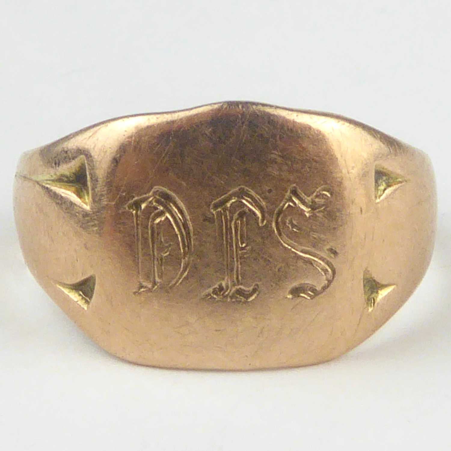 Lot 839 - A 9ct rose gold signet ring, inscribed with
