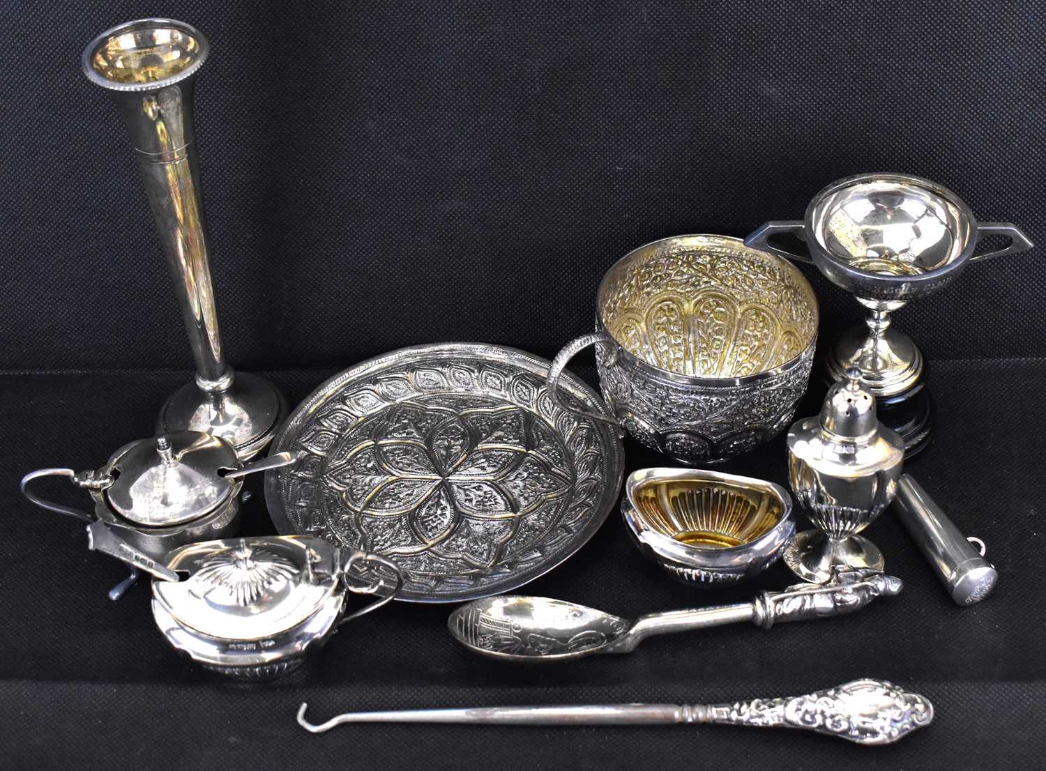 Lot 751 - Various small silver and silver plated items,
