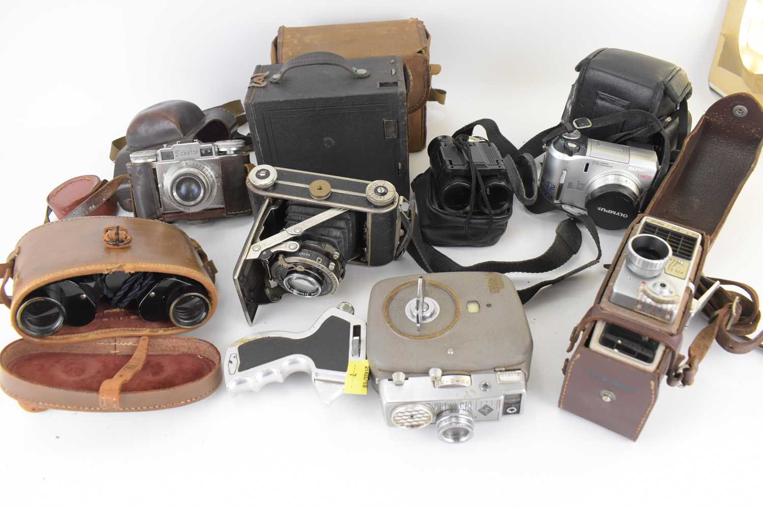 Lot 699 - A collection of various vintage cameras,