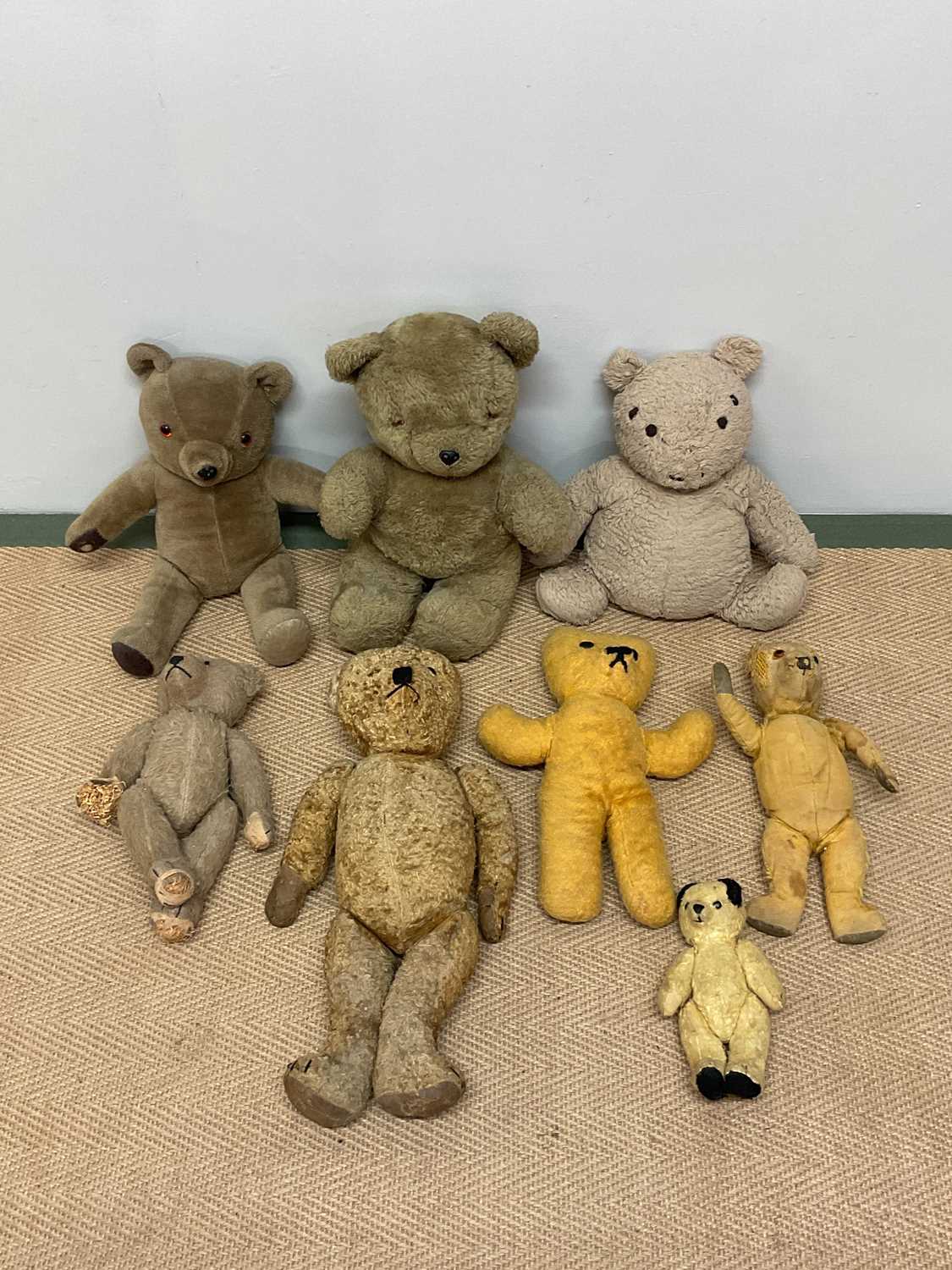 Lot 153 - Eight various vintage teddy bears to include
