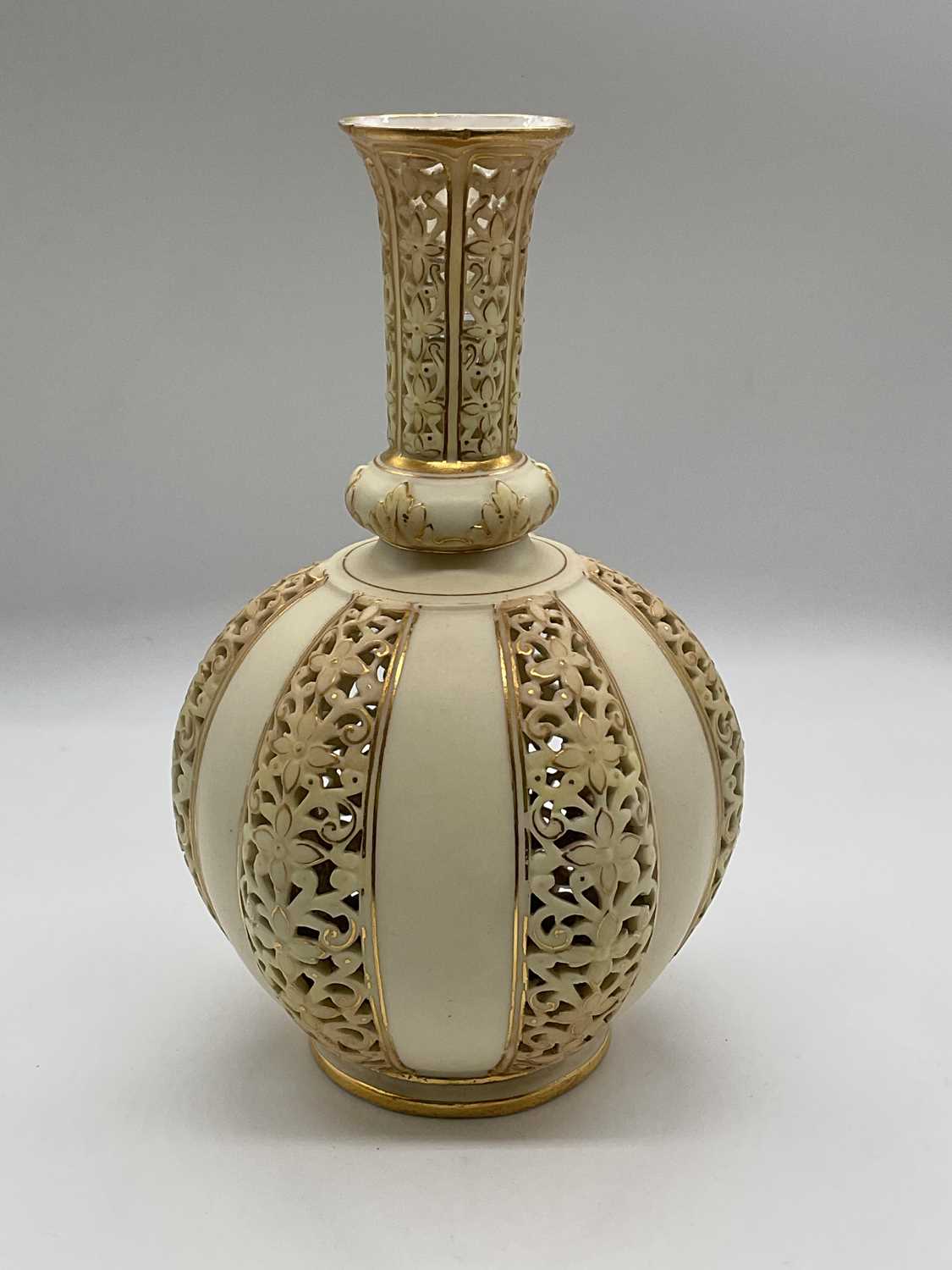 Lot 414 - GRAINGER & CO, ROYAL WORCESTER; a blush