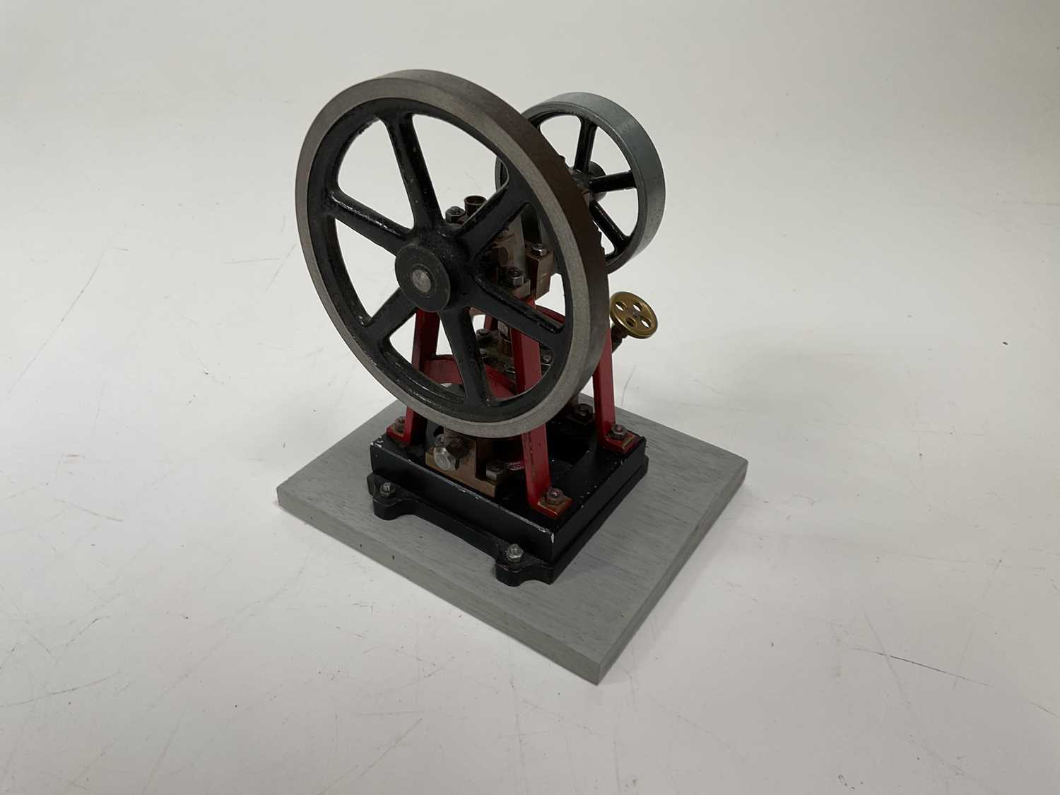 Lot 10 - A scratch-built static engine raised on