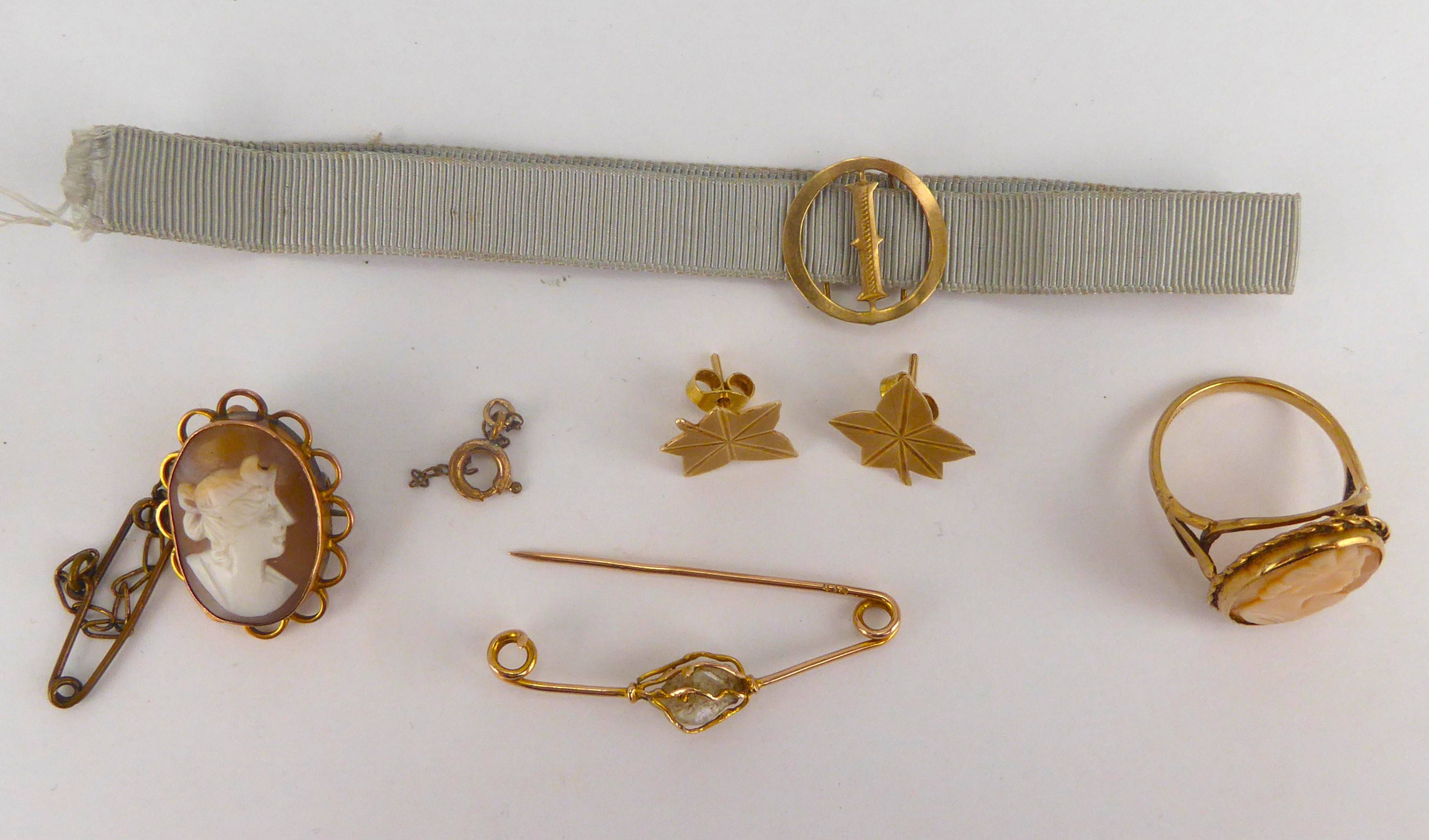 Lot 994 - Various items of 9ct gold jewellery, to