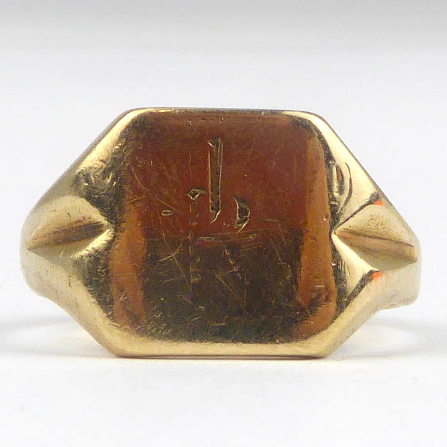 Lot 873 - A 9ct gold signet ring with worn initials to