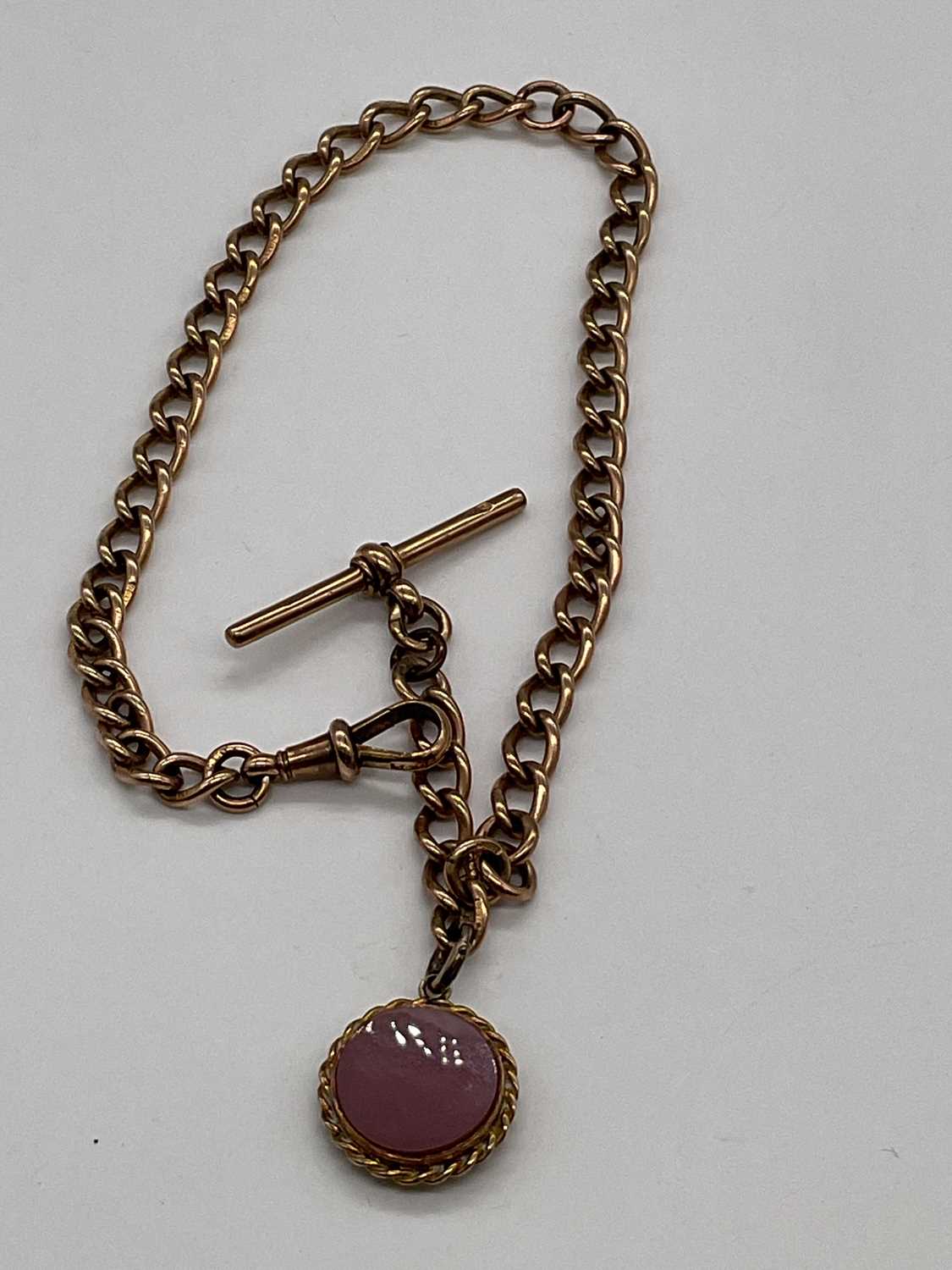 Lot 583 - A 9ct yellow gold fob chain set with a 9ct