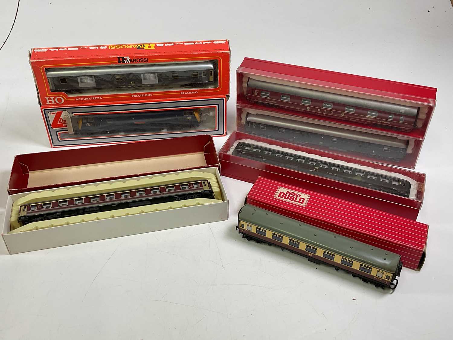Lot 196 - A quantity of HO-OO scale boxed carriages