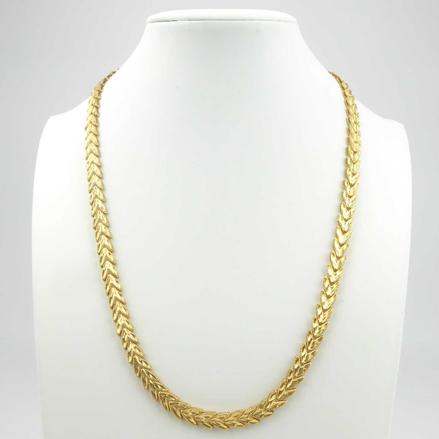 Lot 935 - A 14ct gold necklace with bright cut