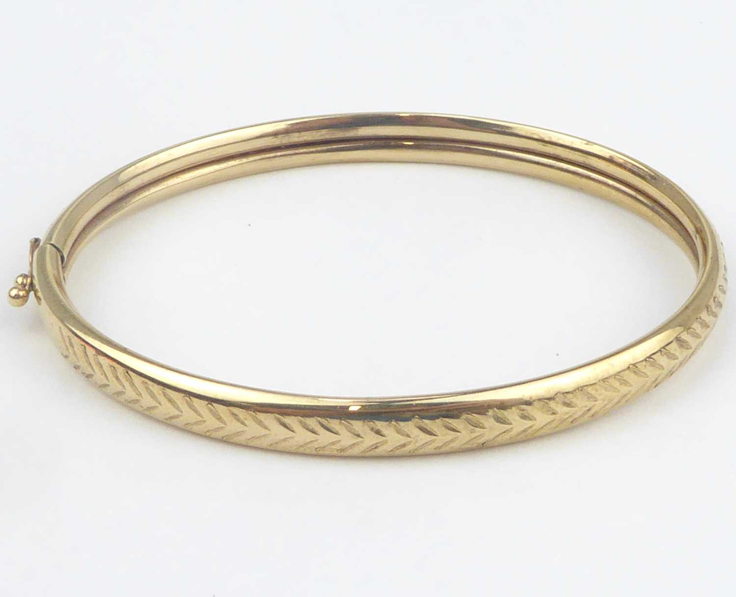 Lot 911 - A vintage 9ct gold hinged bracelet with