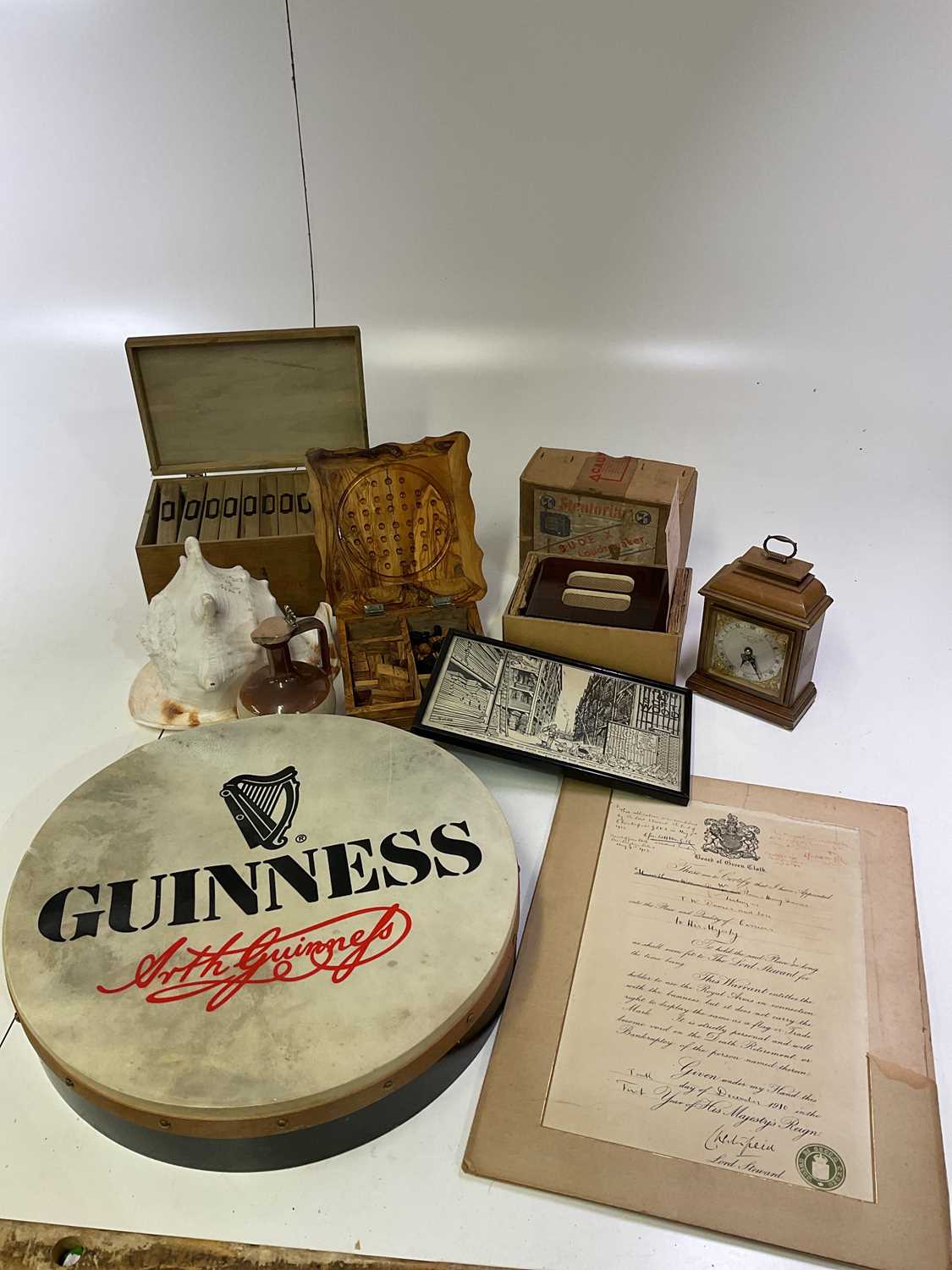 Lot 30 - A mixed lot of collectors' items, including a